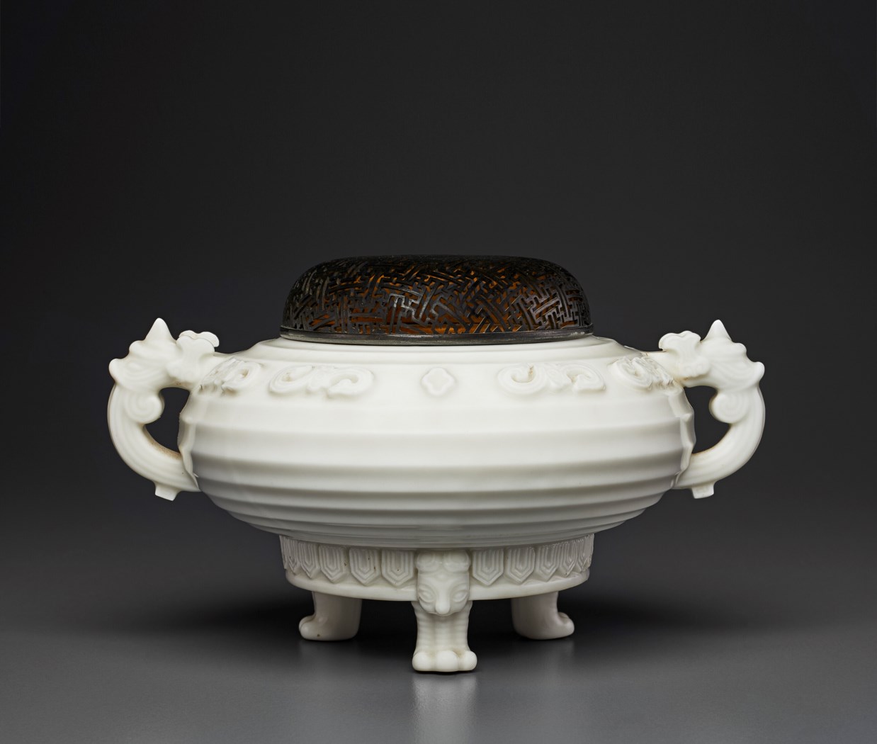 A DEHUA TRIPOD CENSER