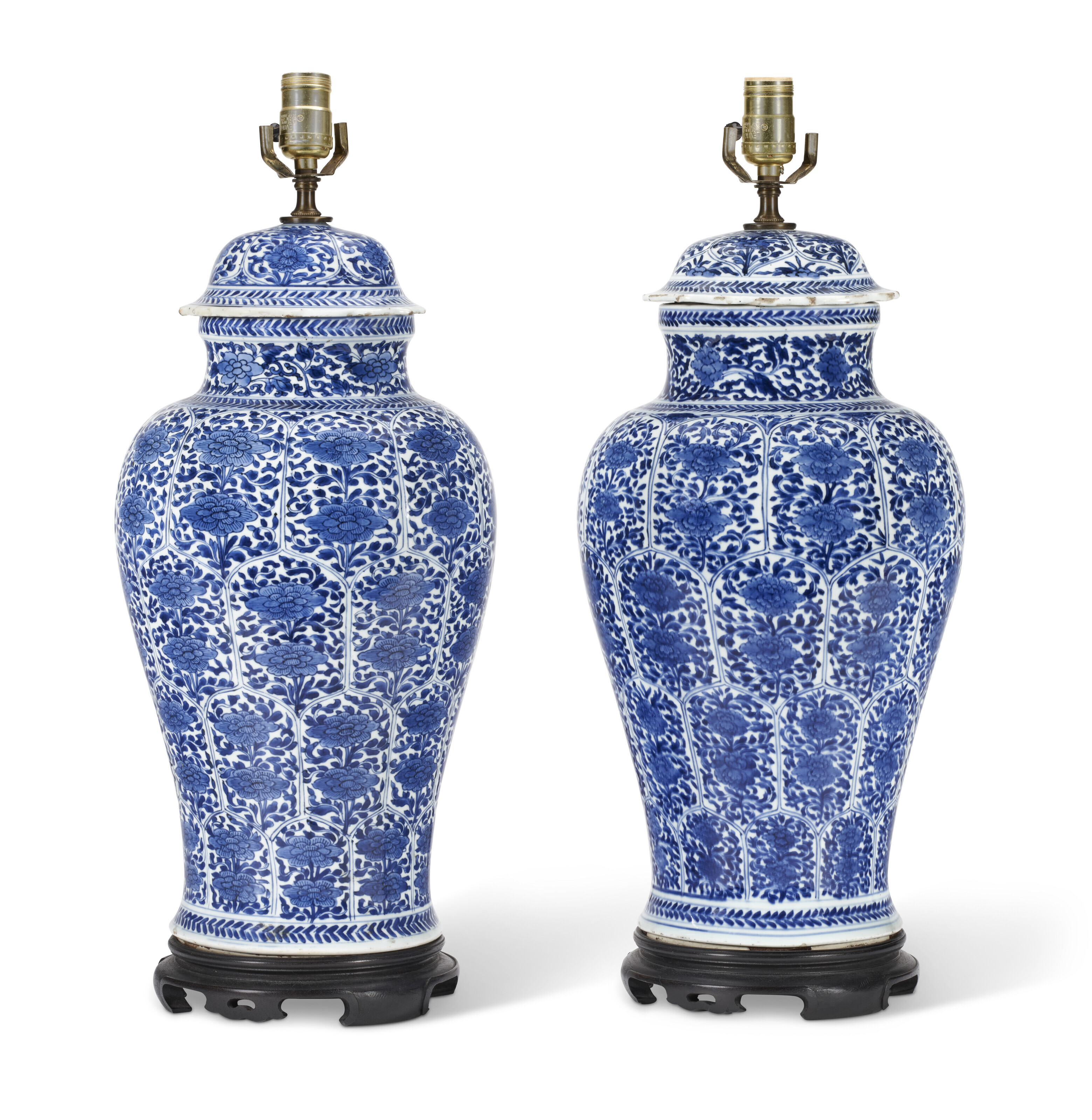 A PAIR OF CHINESE EXPORT BLUE AND WHITE PORCELAIN VASES AND COVERS ...