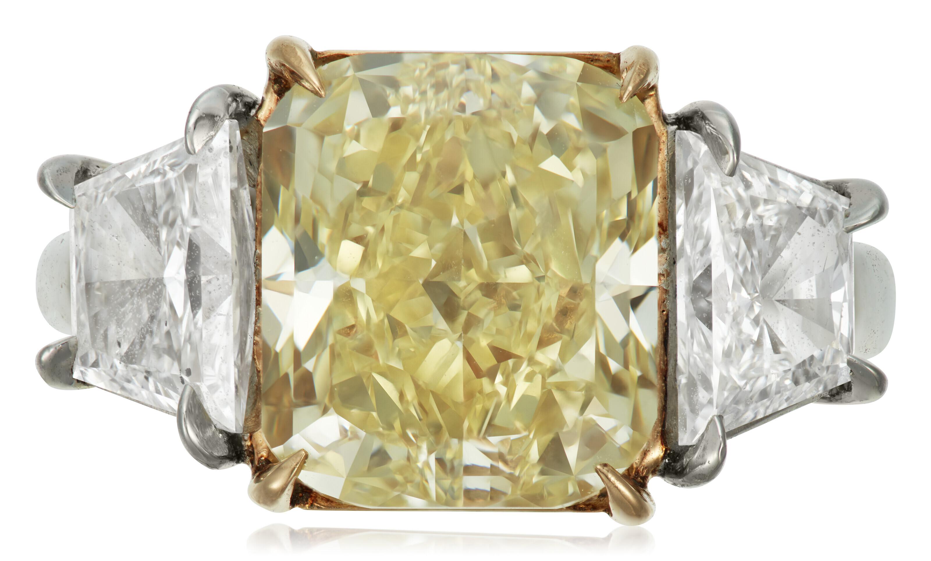 OSCAR HEYMAN & BROTHERS COLORED DIAMOND AND DIAMOND RING, | Christie’s