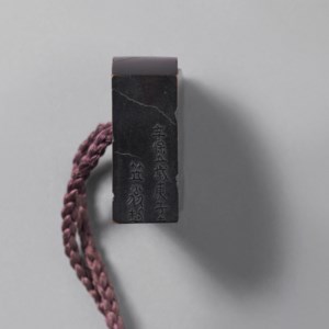 A VERY RARE LACQUER INRO-STYLE BOX AND NETSUKE, EDO PERIOD (18TH ...