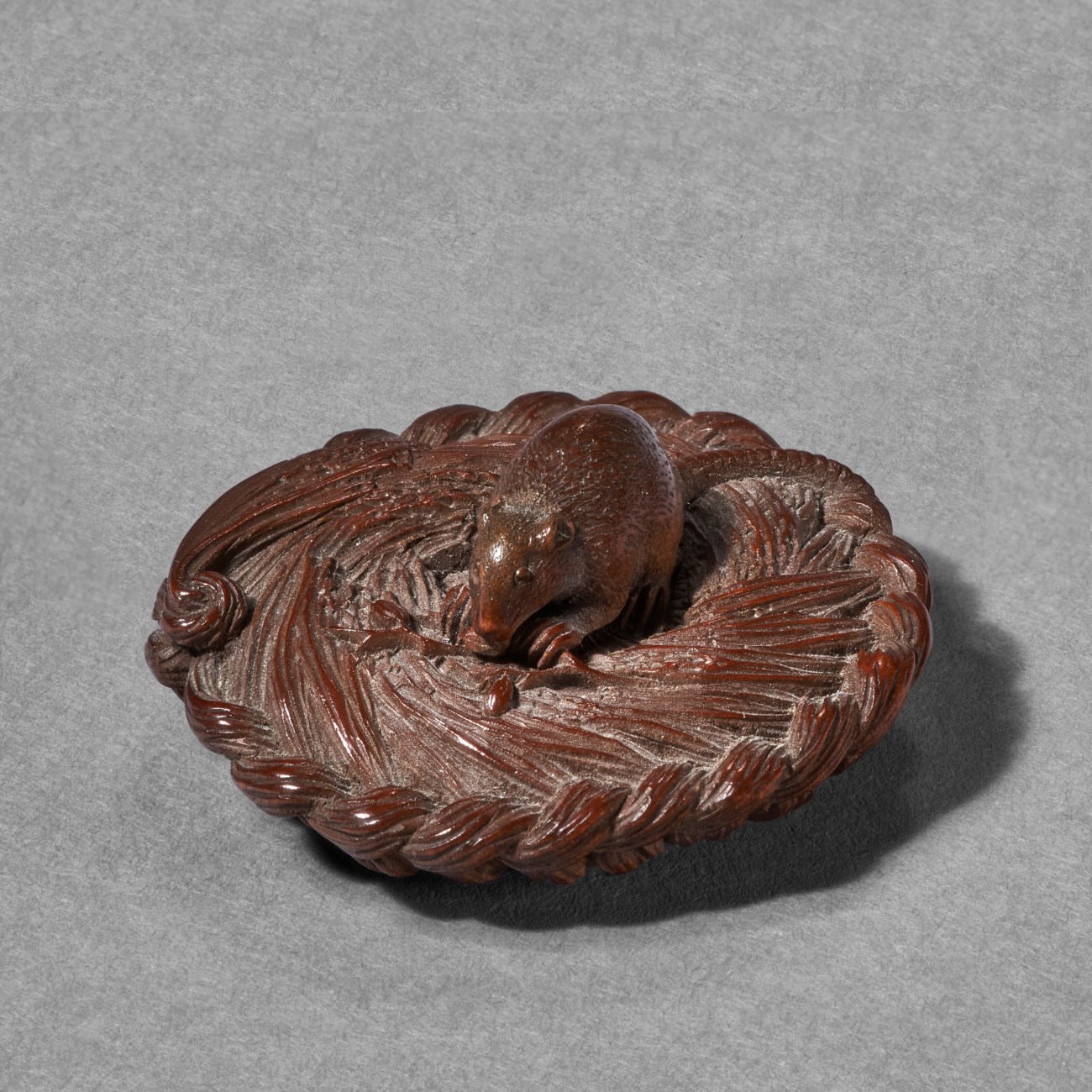 A CARVED WOOD SCULPTURE (NETSUKE) OF A MOUSE, TAISHO-SHOWA PERIOD (20TH ...