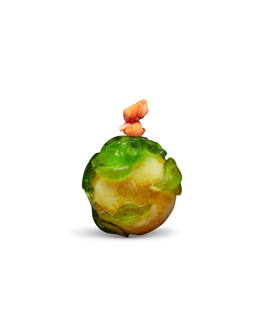 A GREEN-OVERLAY MOTTLED YELLOW AND WHITE GLASS SNUFF BOTTLE, 1720-1800 ...