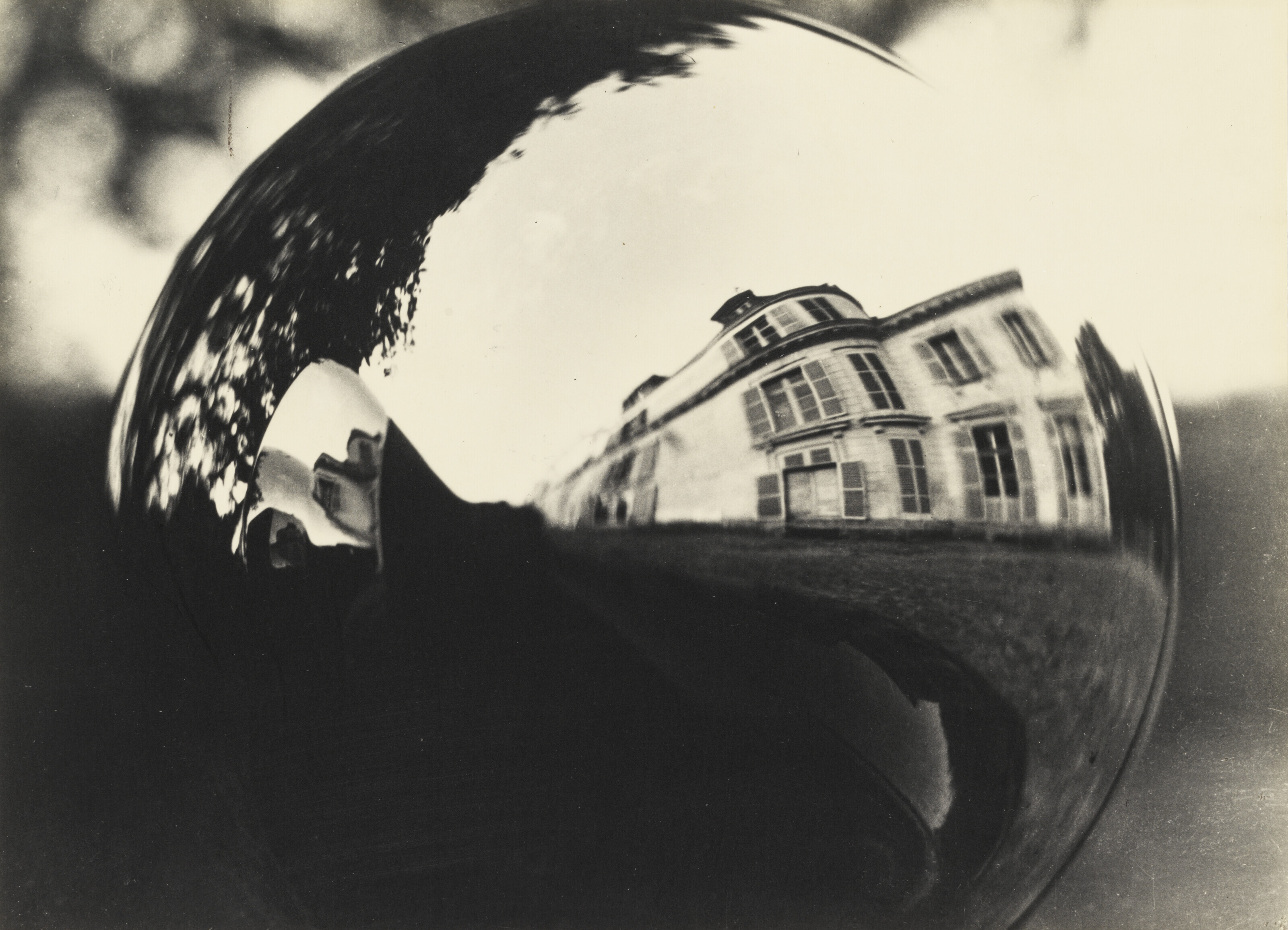 MAN RAY (1890-1976), Sans titre (reflet dans un rétroviseur), Paris, c ...