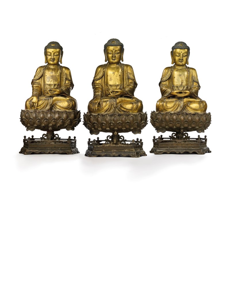 RARE ET IMPORTANTE TRIADE BOUDDHIQUE EN BRONZE DORÉ, CHINE, DYNASTIE ...