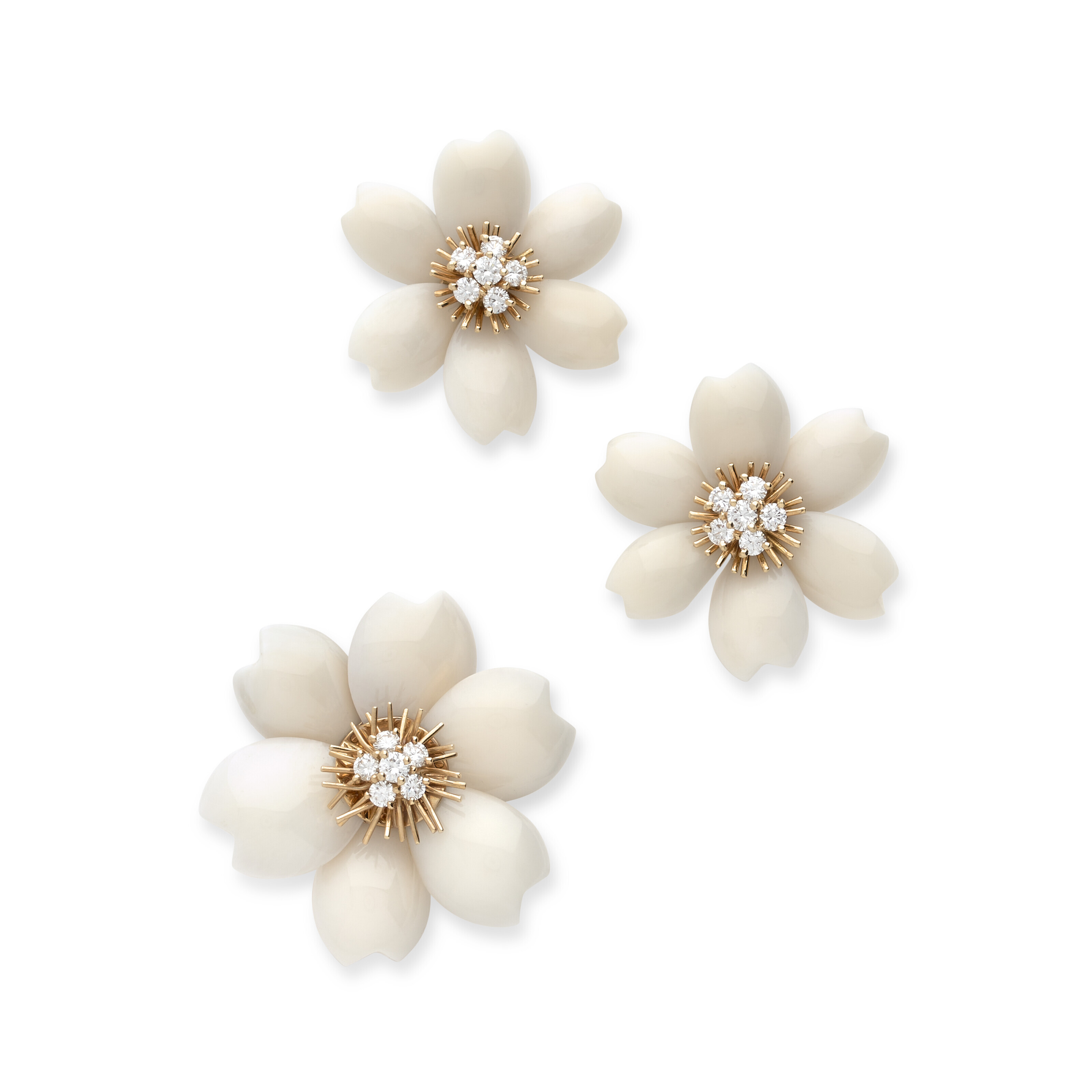 VAN CLEEF & ARPELS ENSEMBLE “ROSE DE NOËL” BROCHE ET BOUCLES D’OREILLES ...
