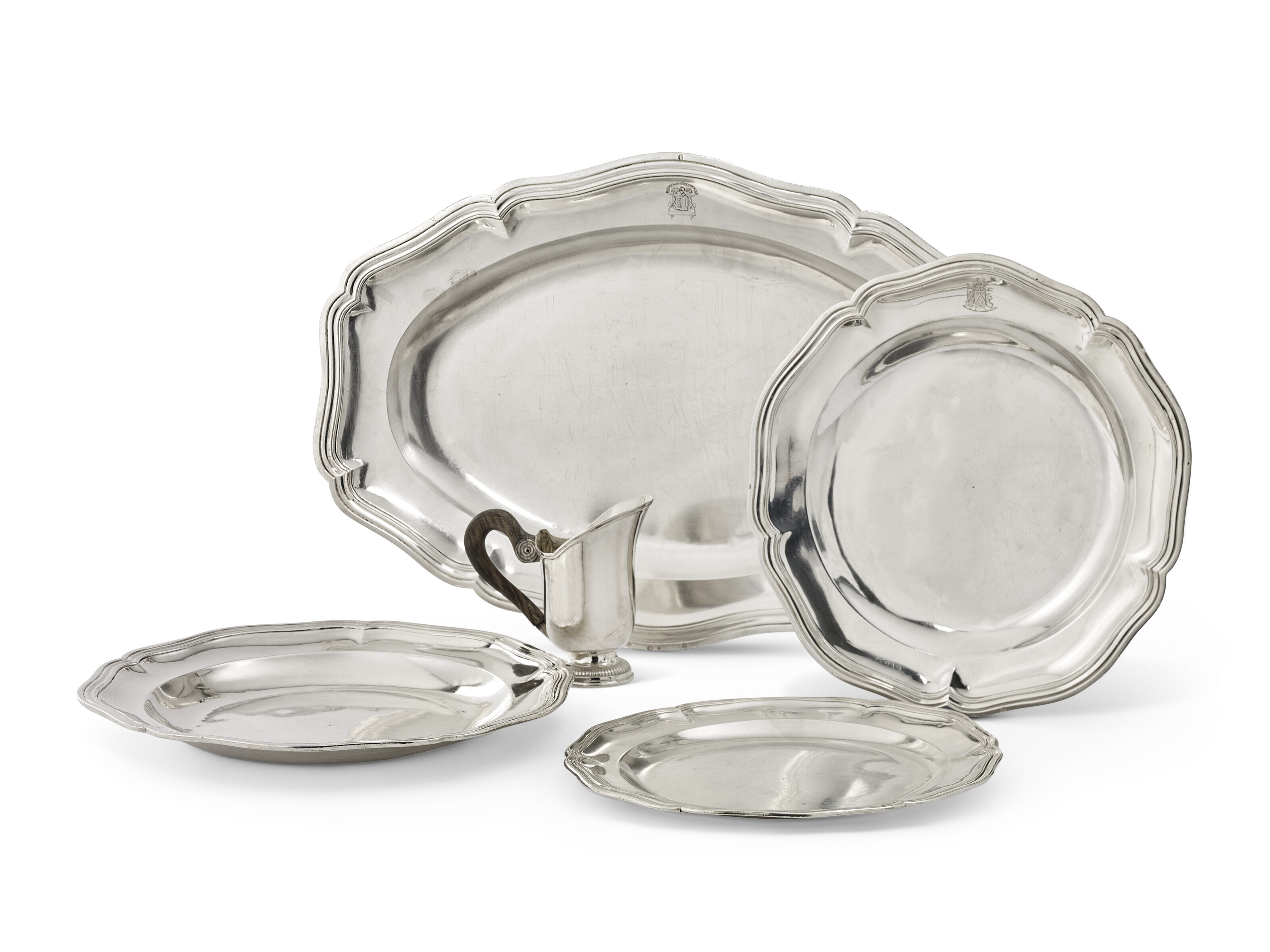 ENSEMBLE DE QUATRE PLATS ET UN CREMIER EN ARGENT, UN PLAT CIRCULAIRE ...