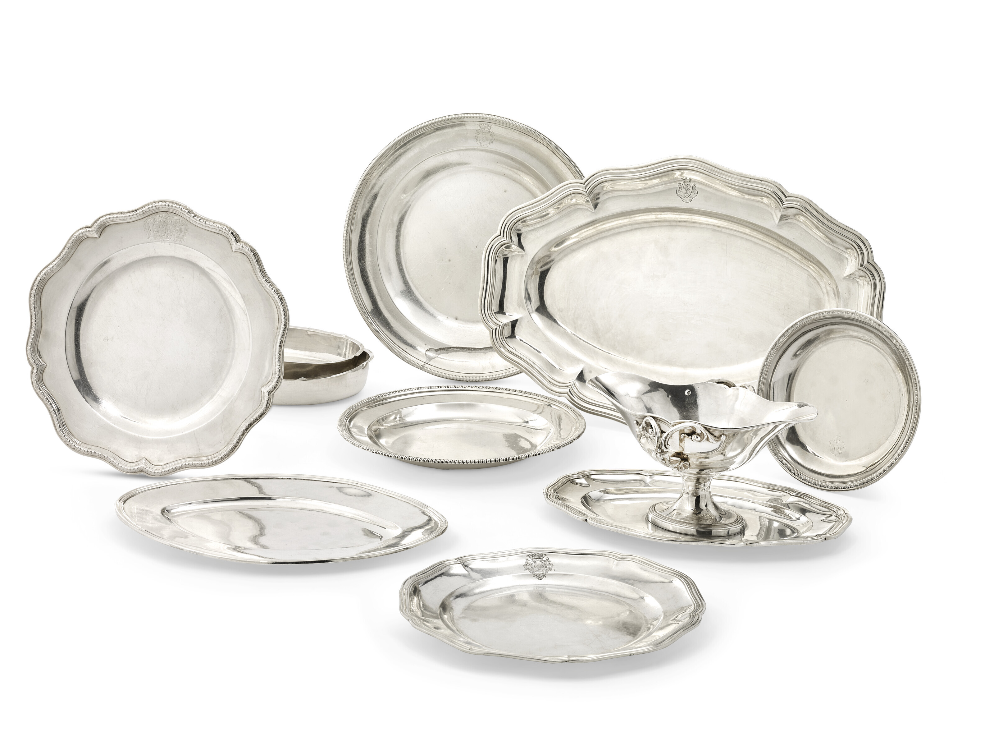 ENSEMBLE DE PLATS ET UNE SAUCIERE EN ARGENT, PAR DIVERS ORFEVRES ET ...