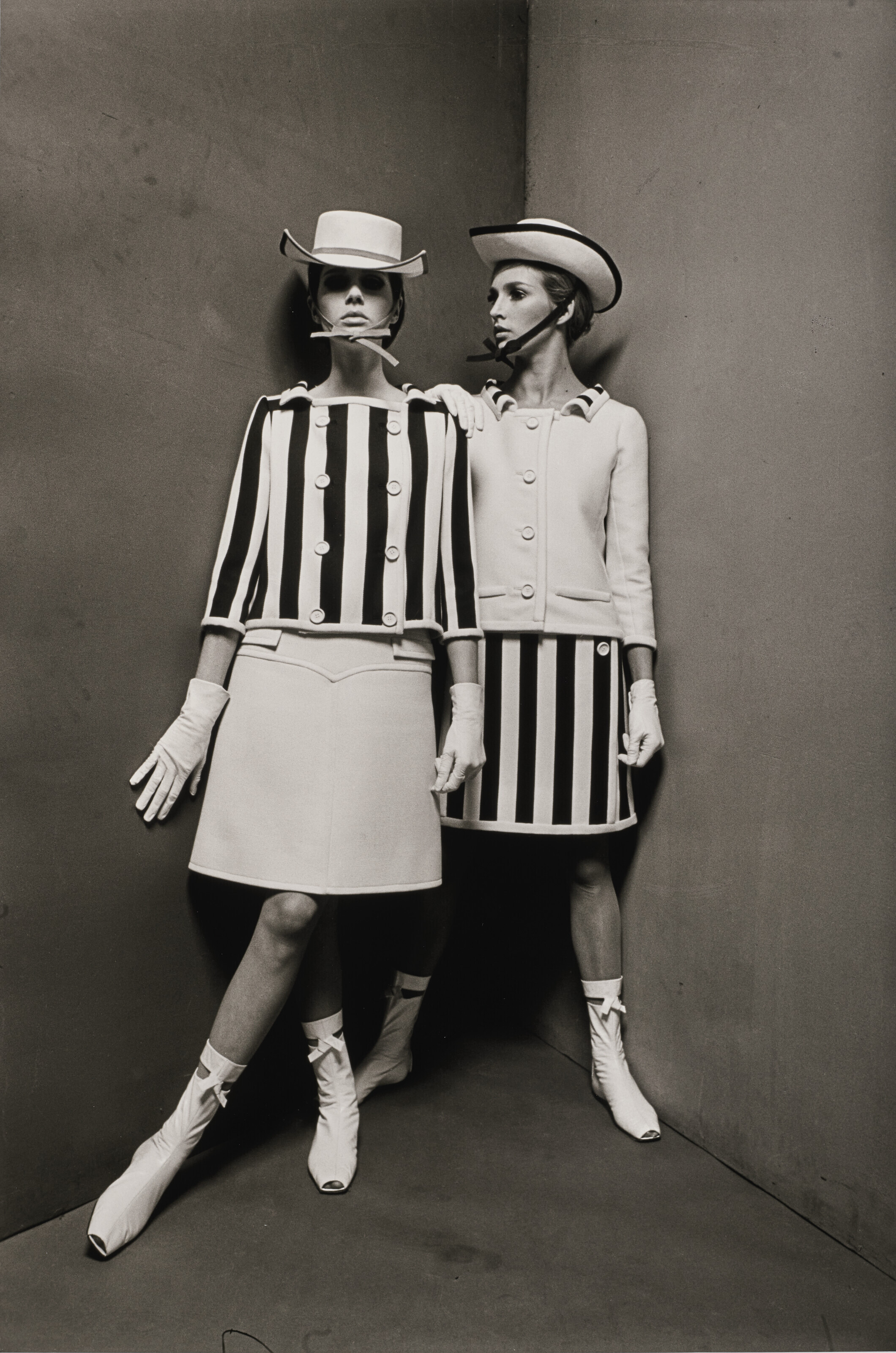 WILLY RIZZO (1928-2013), Mannequins habillées en Courrèges, Paris, 1965 ...