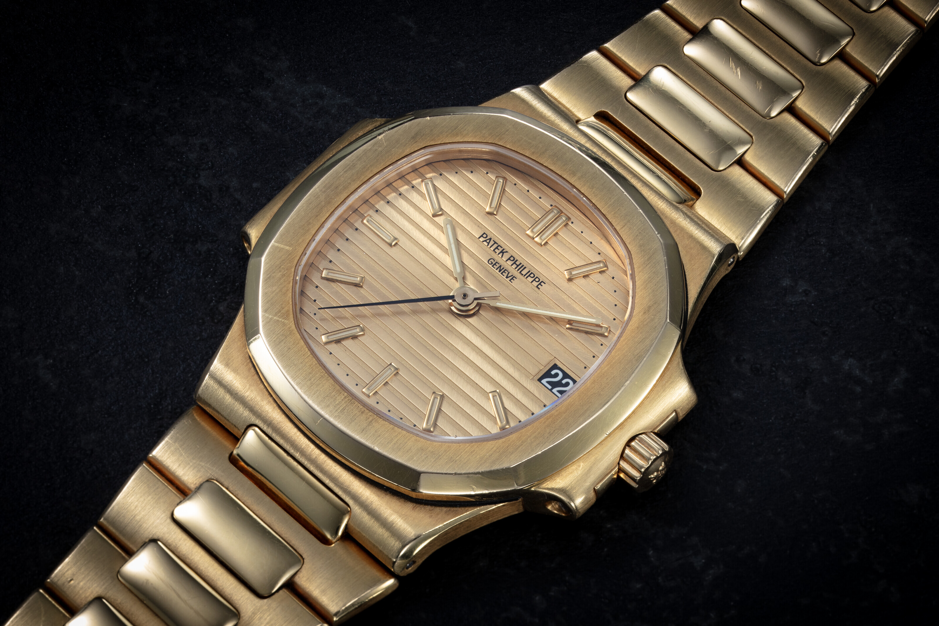 PATEK PHILIPPE, NAUTILUS REF. 3800/001, A FINE AND ATTRACTIVE GOLD ...