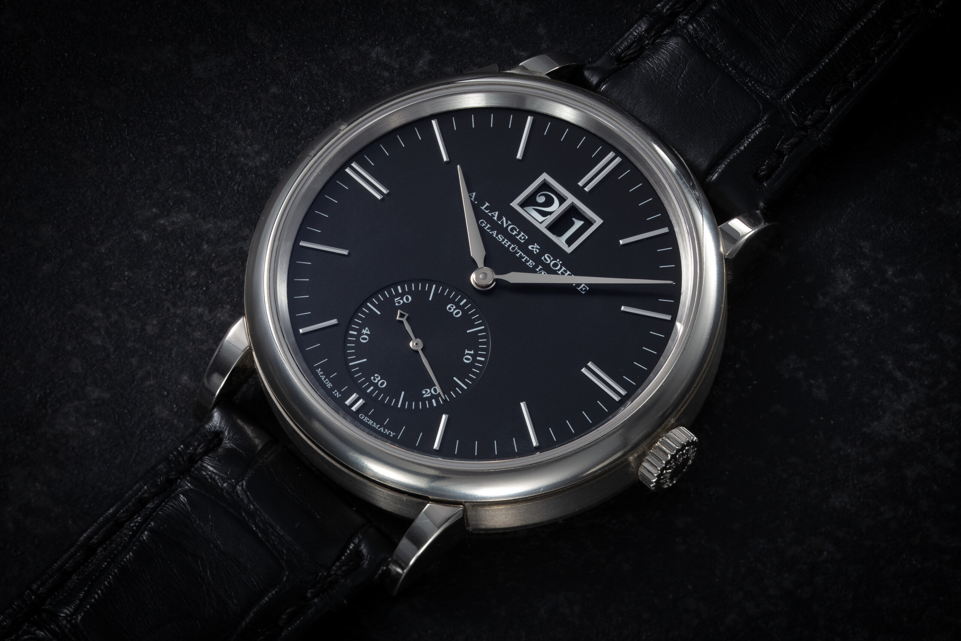 A. LANGE & SÖHNE, SAXONIA OUTSIZE DATE, AN ATTRACTIVE GOLD AUTOMATIC ...