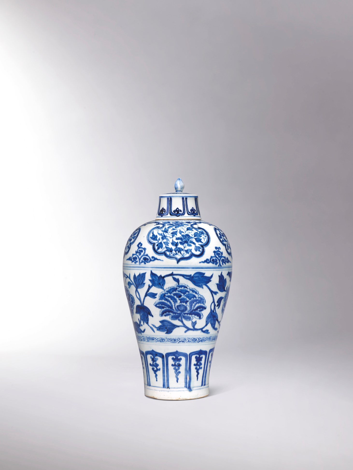 A FINE MAGNIFICENT AND EXCEPTIONAL BLUE AND WHITE ‘PEONY SCROLL ...