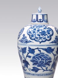 A FINE MAGNIFICENT AND EXCEPTIONAL BLUE AND WHITE ‘PEONY SCROLL ...