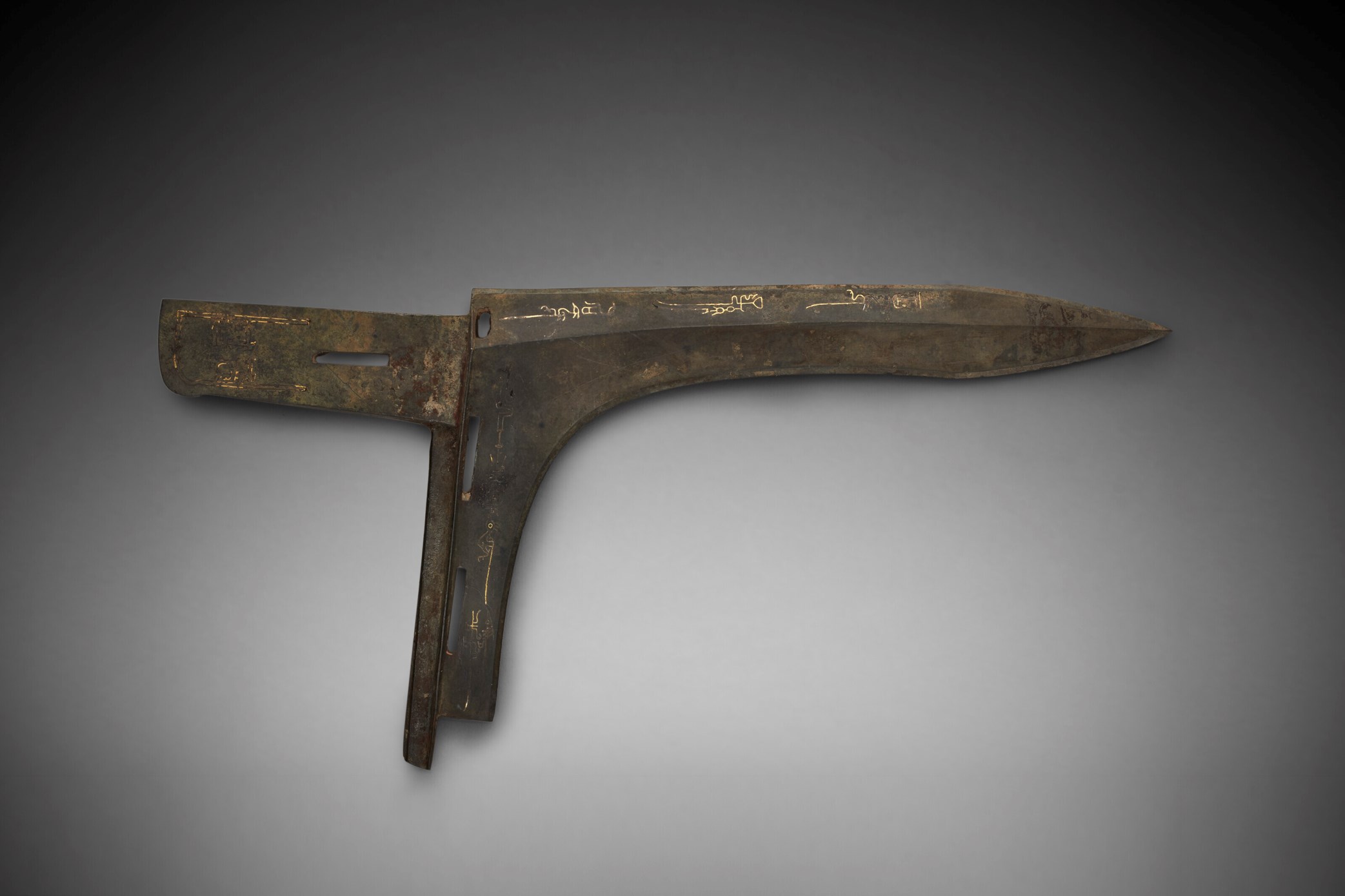 A VERY RARE GOLD-INLAID ARCHAIC BRONZE DAGGER-AXE, JI, EASTERN ZHOU ...