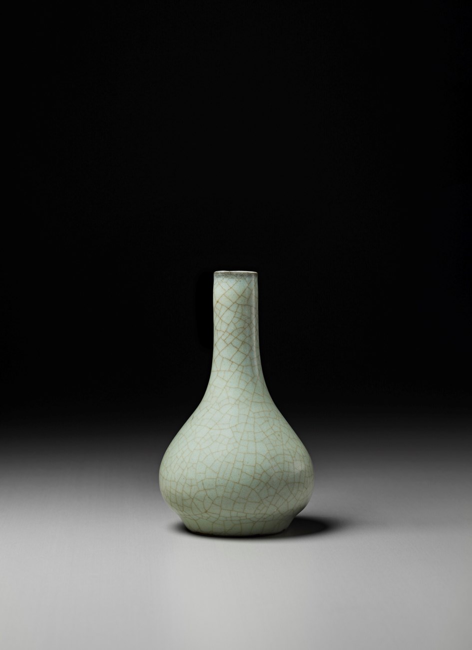 A VERY RARE GUAN BOTTLE VASE