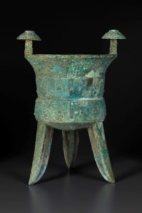 A RARE LARGE BRONZE TRIPOD WINE VESSEL, JIA, SHANG DYNASTY, EARLY ...