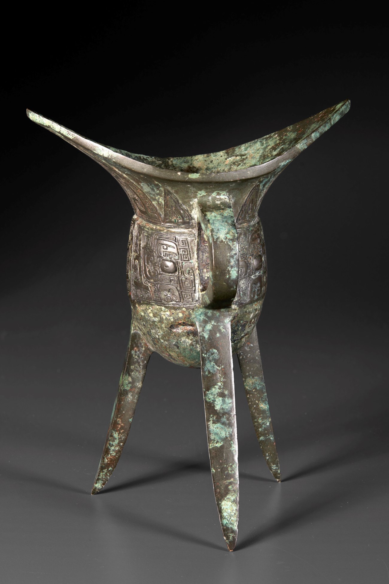 A RARE BRONZE RITUAL TRIPOD WINE VESSEL, JIAO, LATE SHANG DYNASTY, 12TH ...