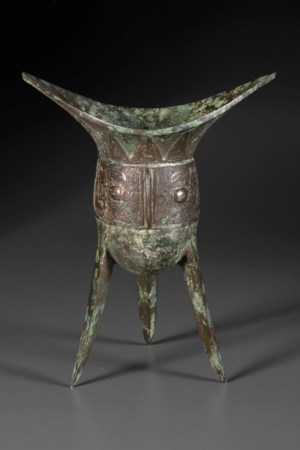 A RARE BRONZE RITUAL TRIPOD WINE VESSEL, JIAO, LATE SHANG DYNASTY, 12TH ...