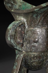 A RARE BRONZE RITUAL TRIPOD WINE VESSEL, JIAO, LATE SHANG DYNASTY, 12TH ...