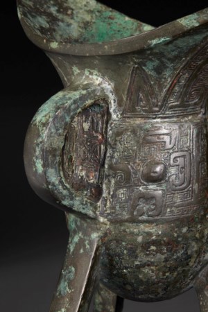 A RARE BRONZE RITUAL TRIPOD WINE VESSEL, JIAO, LATE SHANG DYNASTY, 12TH ...