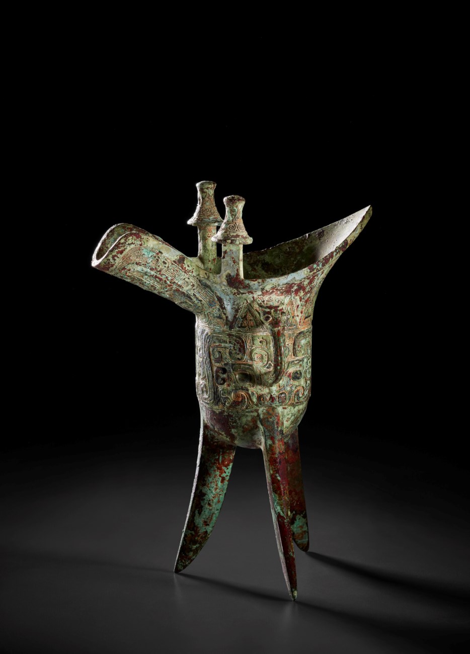 A RARE AND IMPORTANT BRONZE RITUAL WINE VESSEL, JUE, EARLY WESTERN ZHOU ...