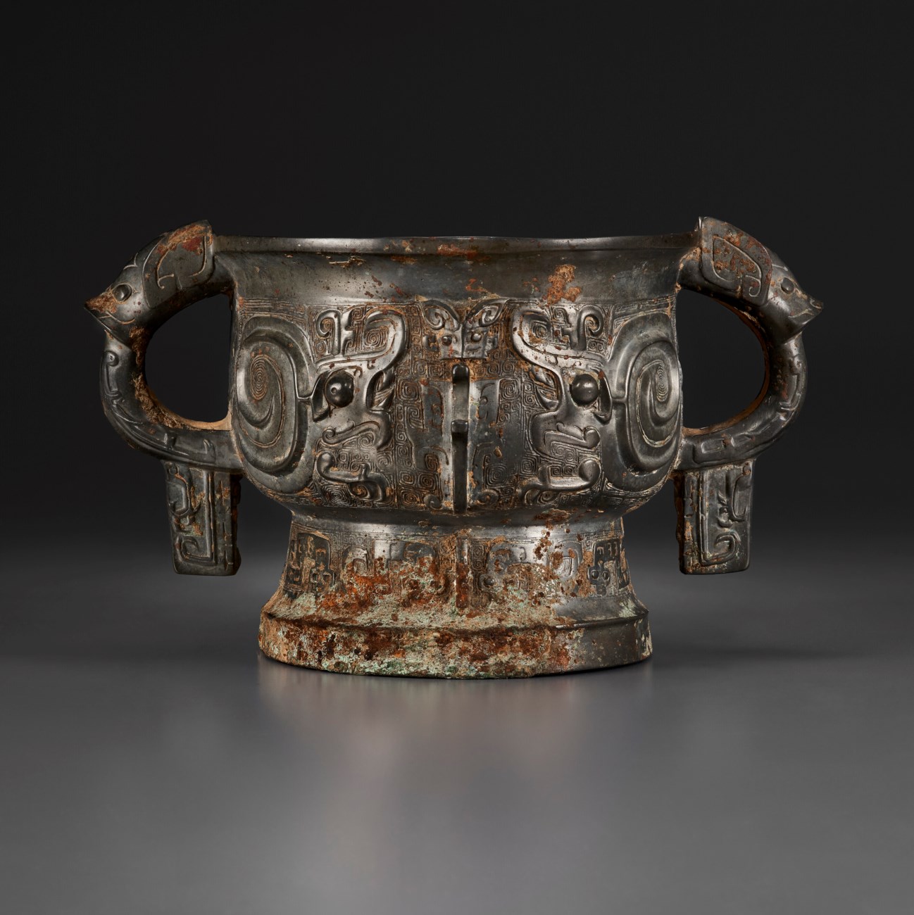 A FINELY CAST BRONZE RITUAL FOOD VESSEL, GUI, EARLY WESTERN ZHOU DYNASTY, 11TH CENTURY BC ...