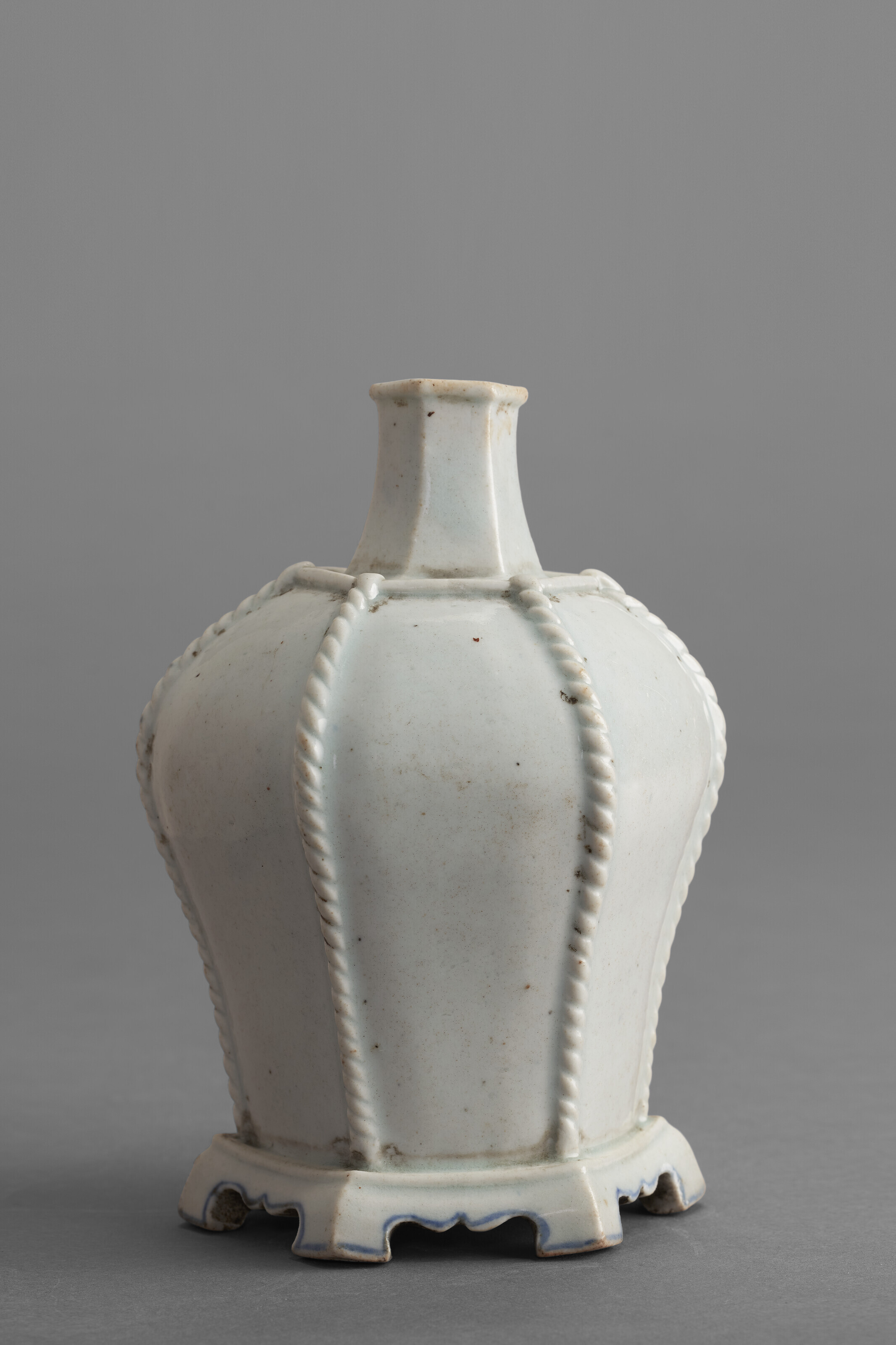 A LARGE WHITE PORCELAIN JAR, JOSEON DYNASTY (18TH CENTURY) | Christie's