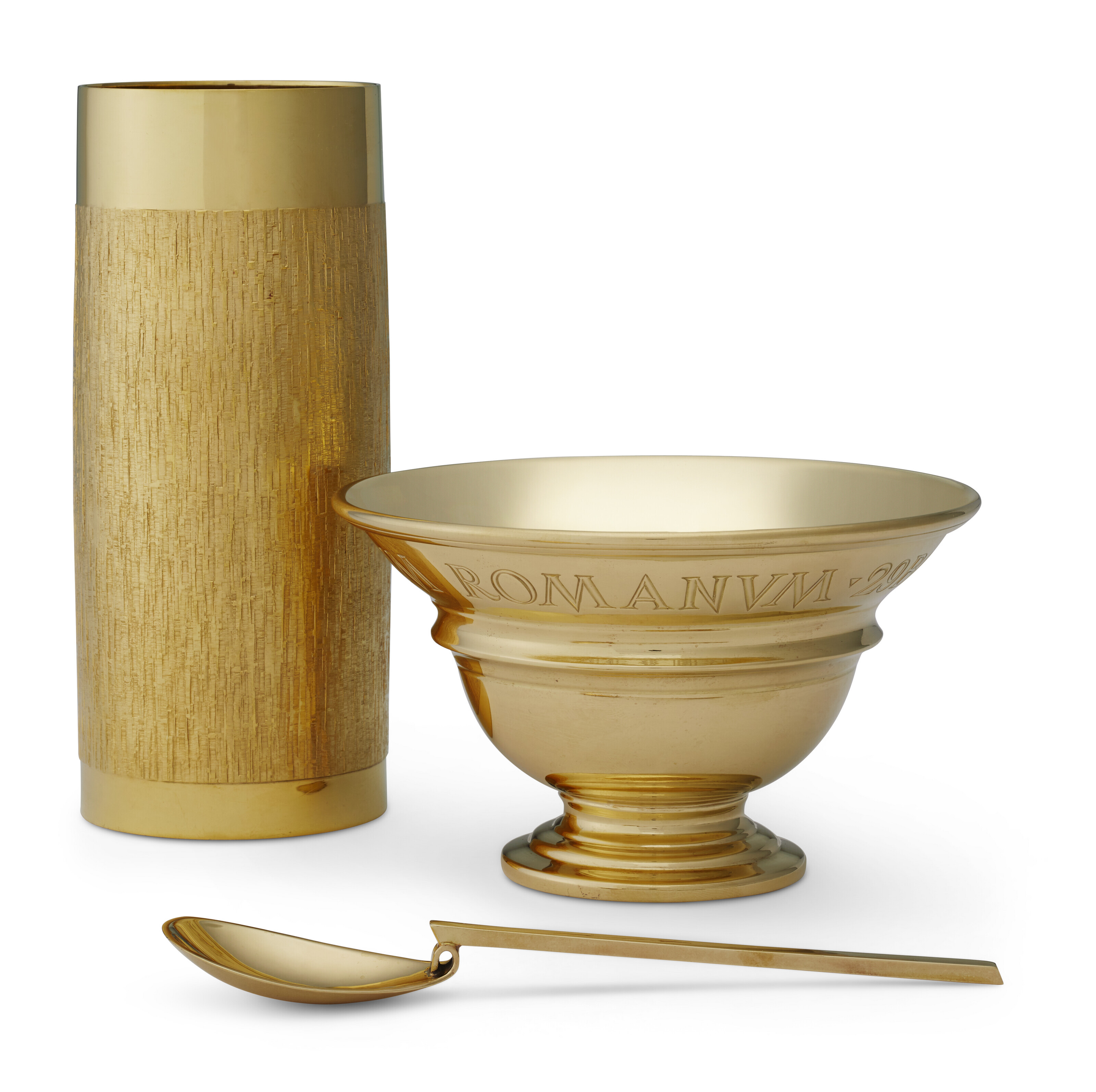 AN ELIZABETH II 18K GOLD BOWL AND SPOON, MARK OF HISTORICAL HEIRLOOMS ...