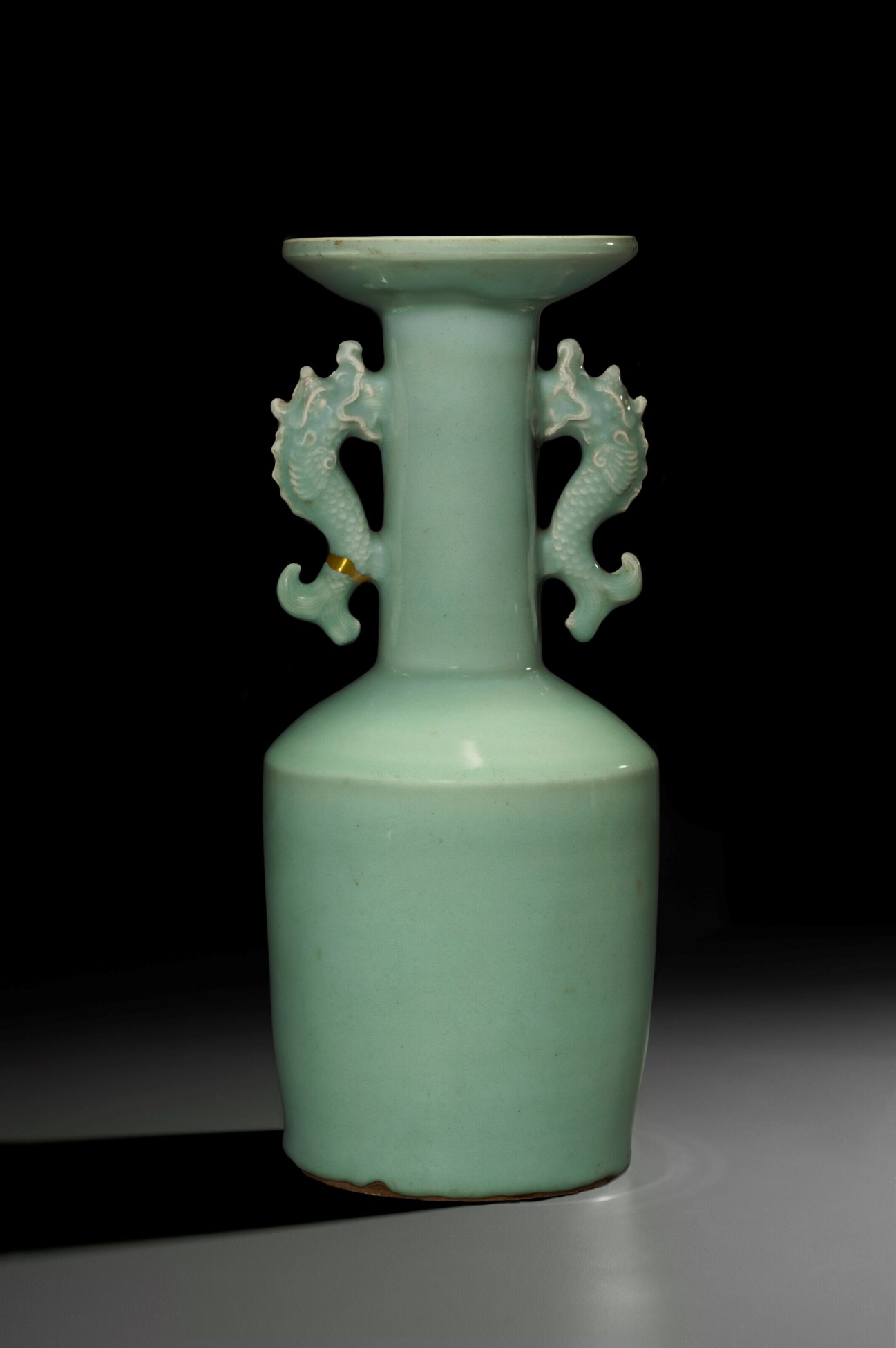 A MAGNIFICENT AND IMPORTANT LARGE LONGQUAN CELADON KINUTA VASE