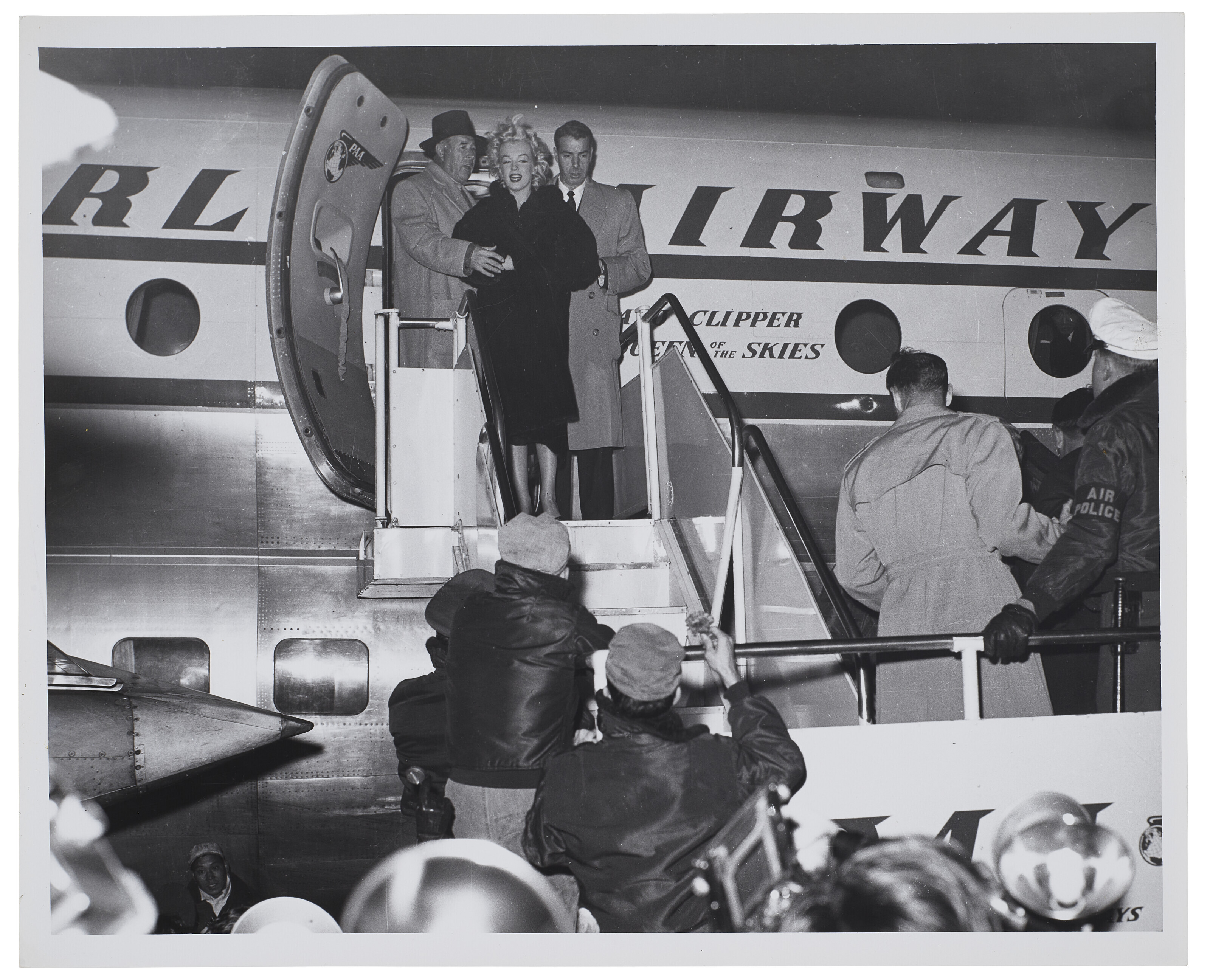 MARILYN MONROE AND JOE DIMAGGIO PHOTOGRAPH C. 1954 (JOE DIMAGGIO ...