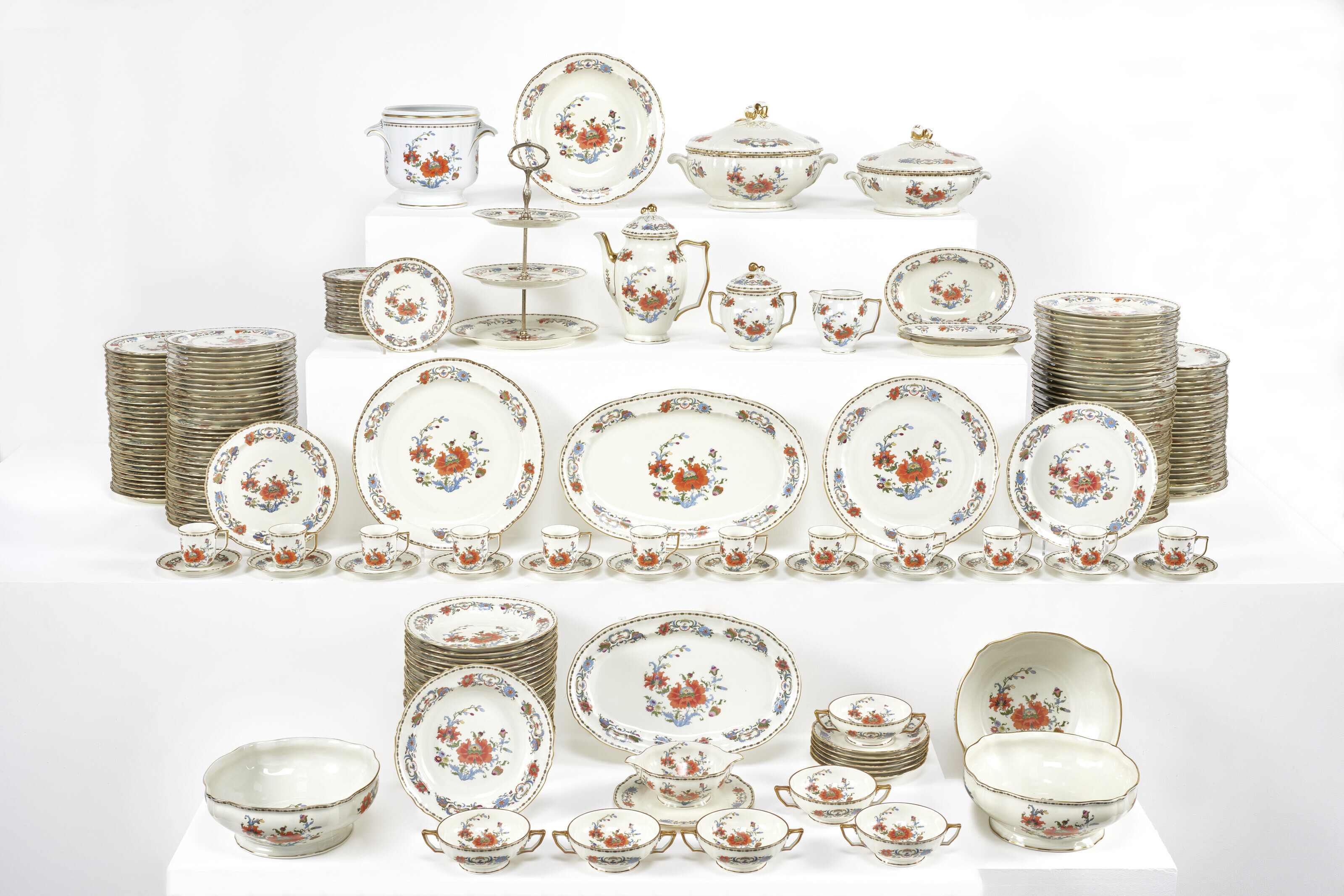 PARTIE DE SERVICE EN PORCELAINE DE LIMOGES, MANUFACTURE RAYNAUD, XXE ...