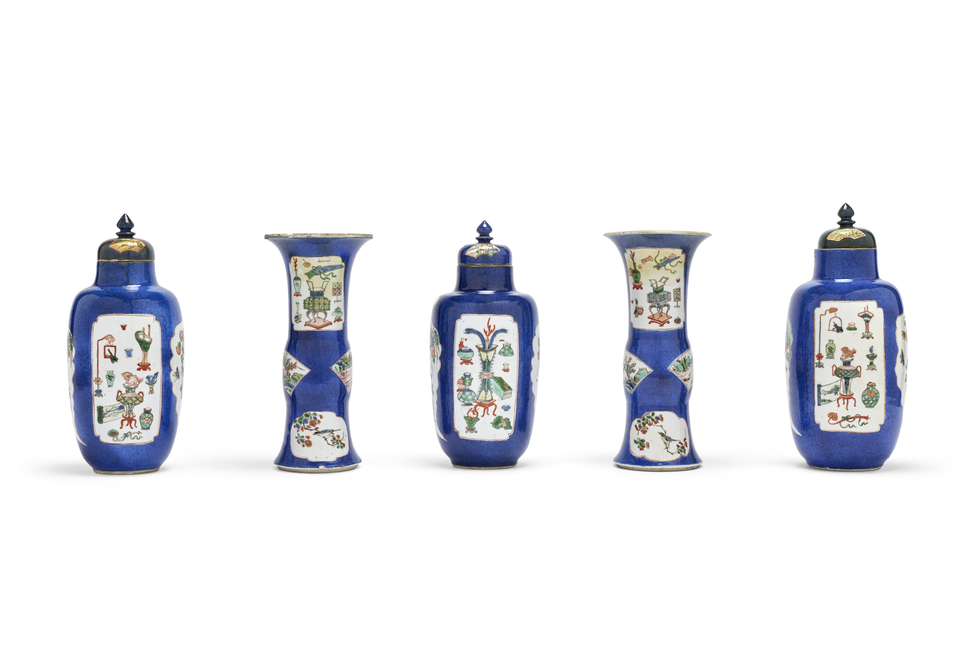 GARNITURE DE CINQ VASES EN PORCELAINE DE LA FAMILLE VERTE À FOND BLEU ...