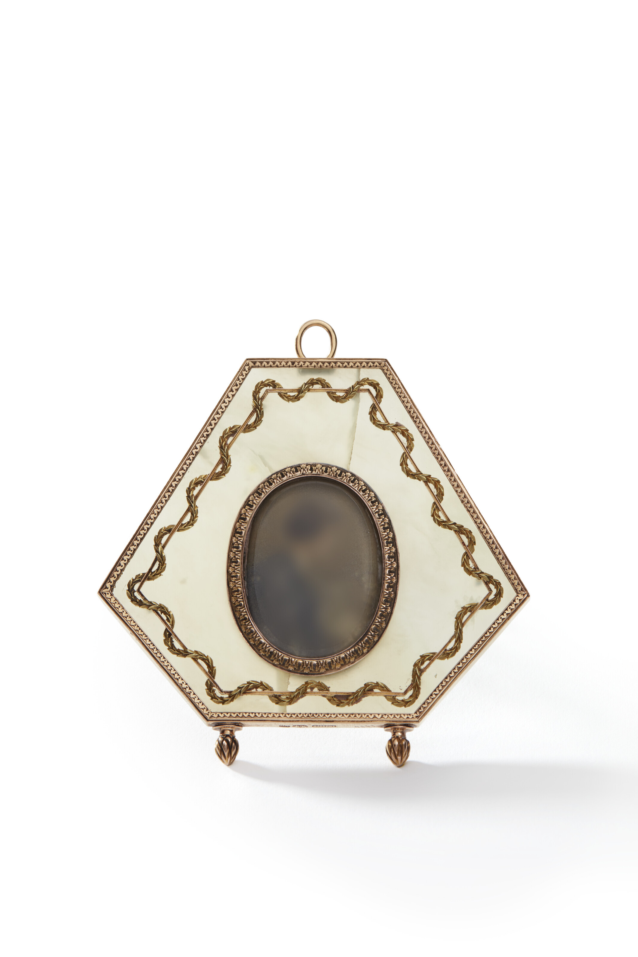 UN CADRE PHOTOGRAPHIQUE MINIATURE BICOLORE EN BOWENITE MONTÉ EN OR, PAR ...