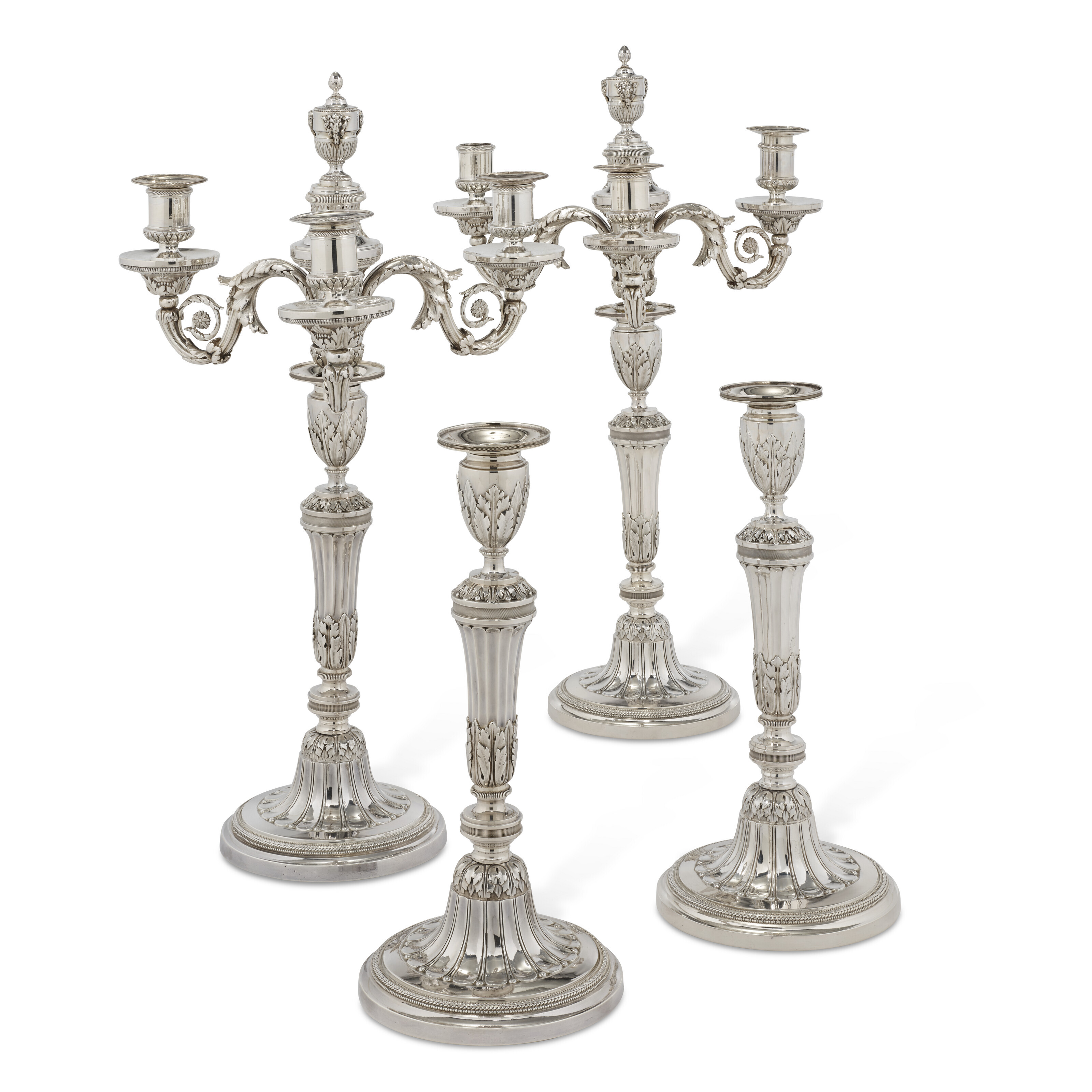 PAIRE DE CANDELABRES A TROIS-LUMIERES ET PAIRE DE FLAMBEAUX EN SUITE D ...