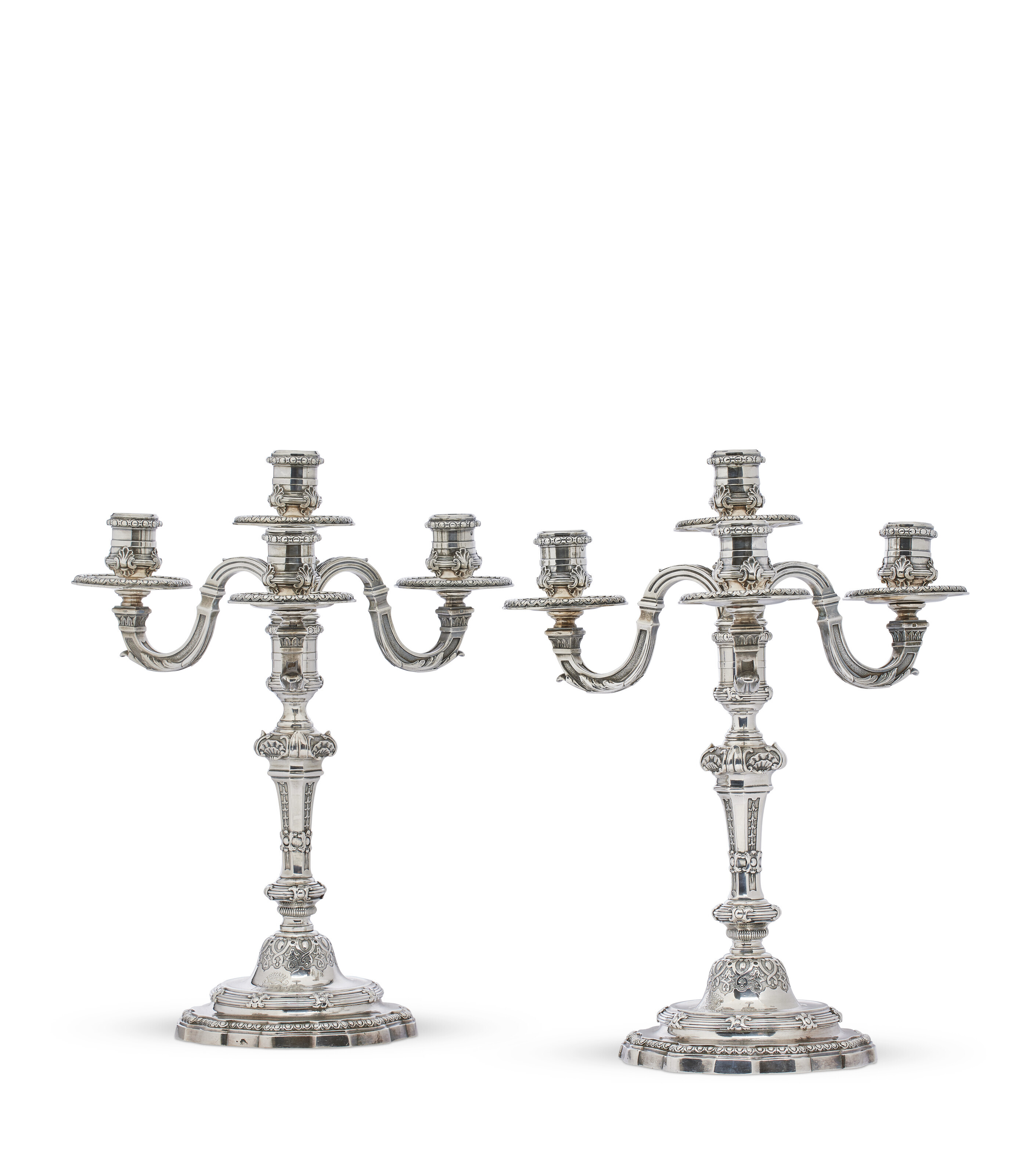 PAIRE DE CANDELABRES A QUATRE LUMIERES EN ARGENT, LES FLAMBEAUX PAR ...