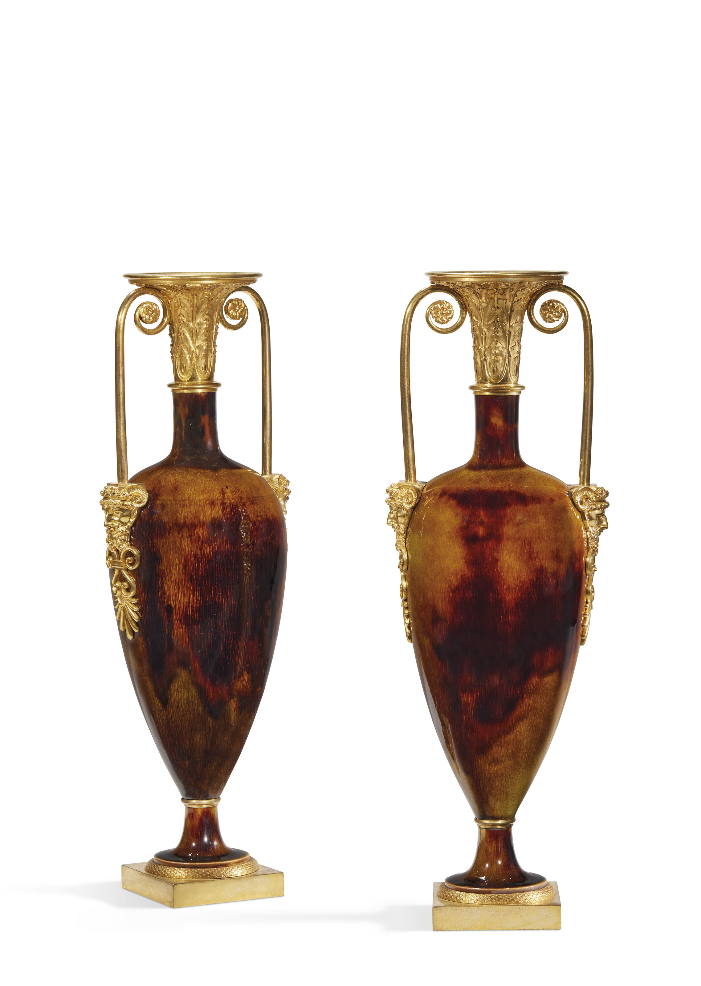 PAIRE DE VASES DE FORME FUSEAU EN PORCELAINE DE PARIS ET BRONZE DORE ...