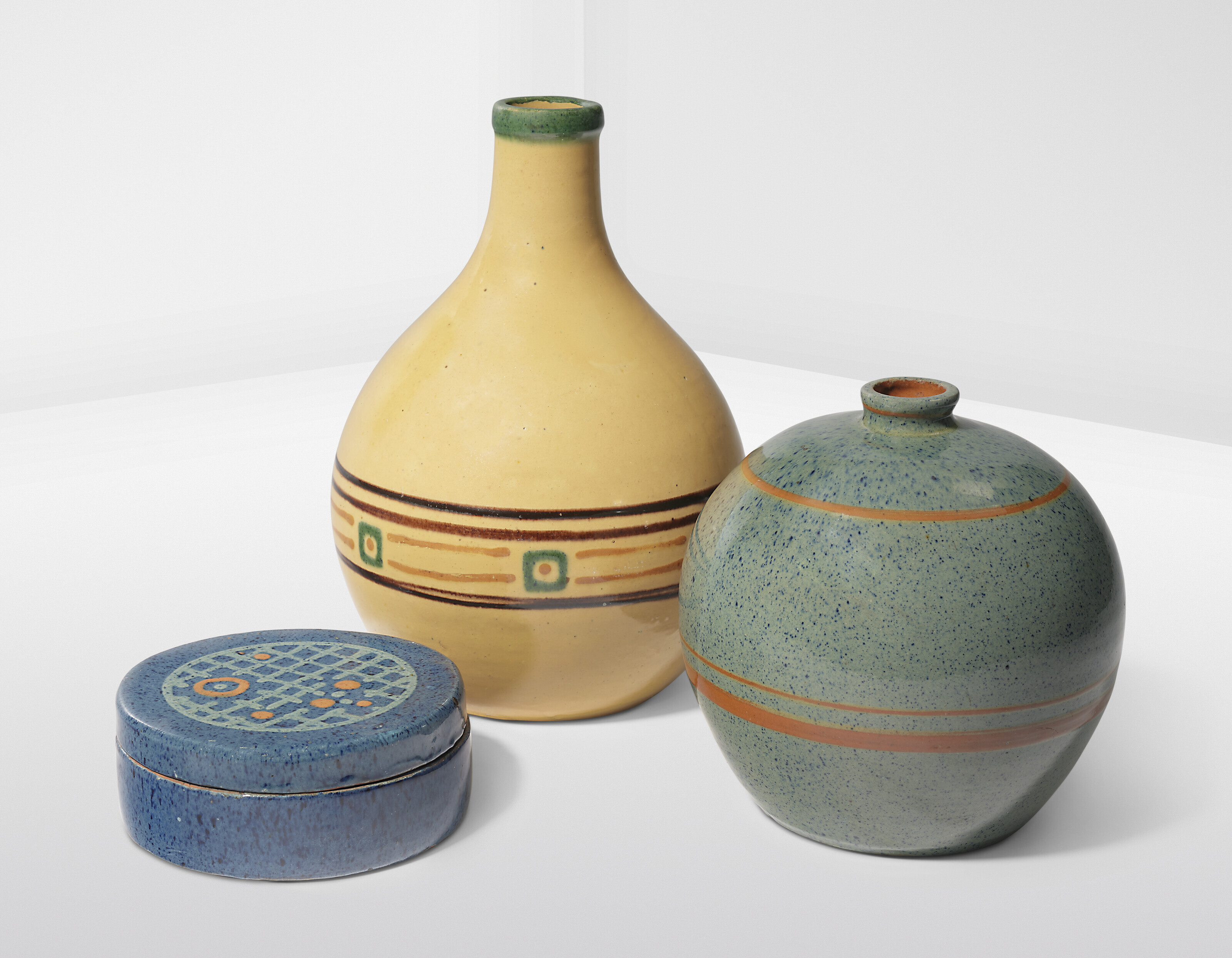 FRANCIS JOURDAIN (1876-1958), Ensemble d'un pot couvert et de deux ...