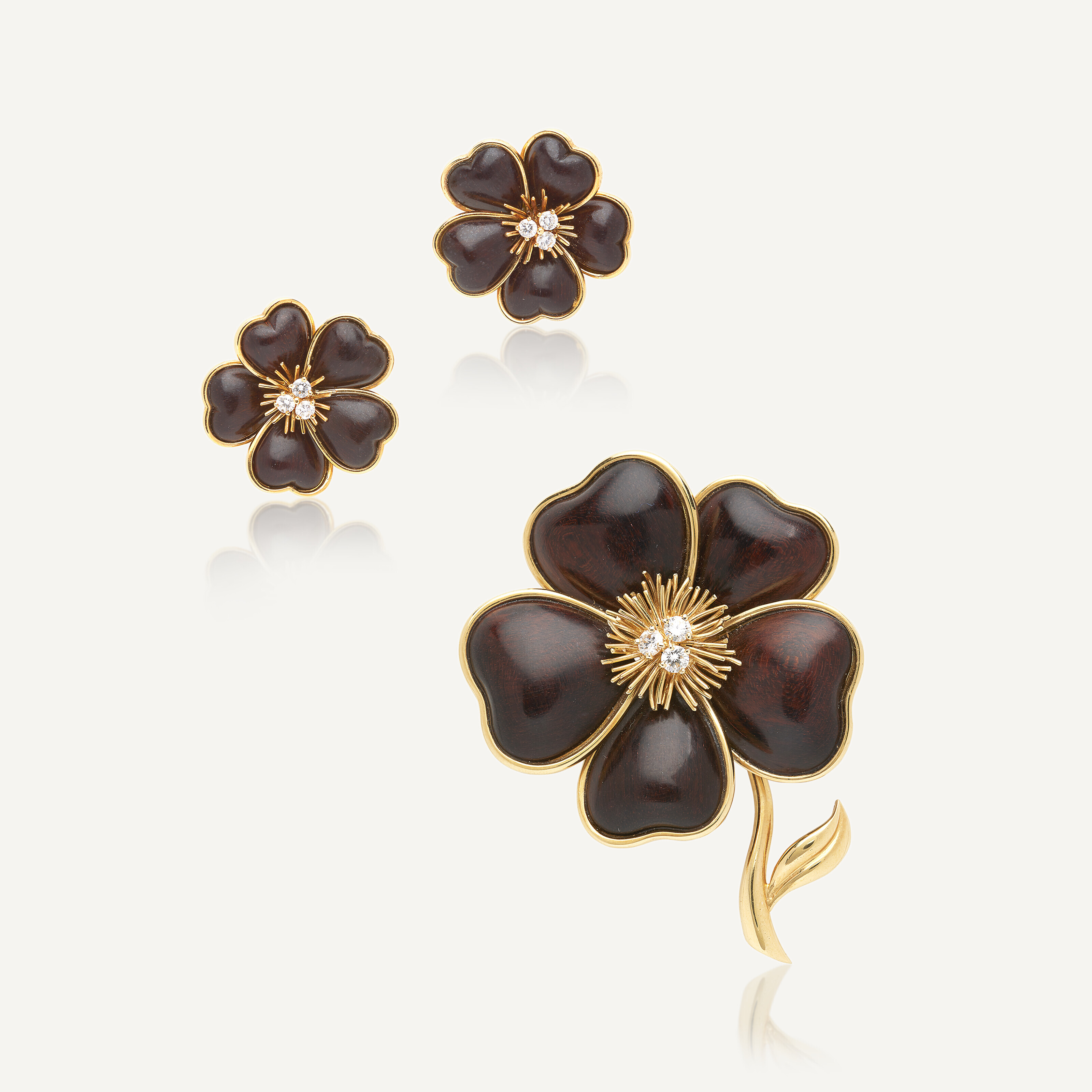 VAN CLEEF & ARPELS ENSEMBLE PAIRE DE CLIPS D'OREILLES ET BROCHE ...