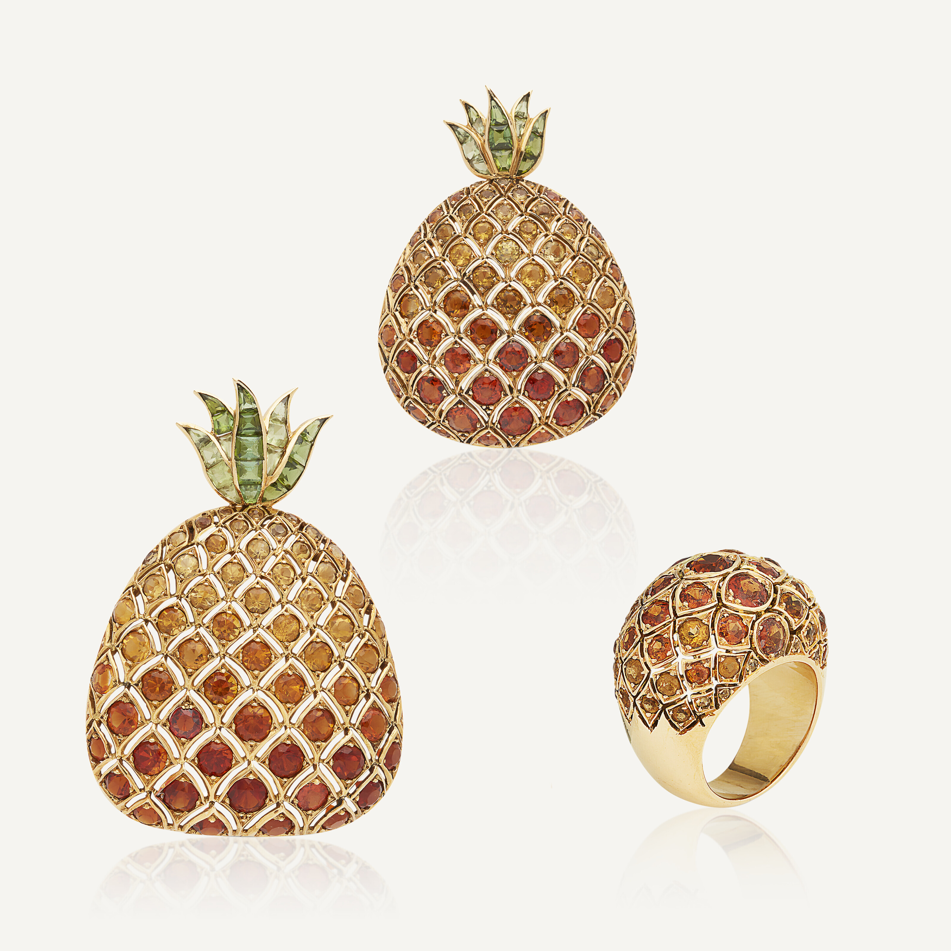 RENÉ BOIVIN ENSEMBLE 'ANANAS' COMPRENANT DEUX BROCHES ET UNE BAGUE ...