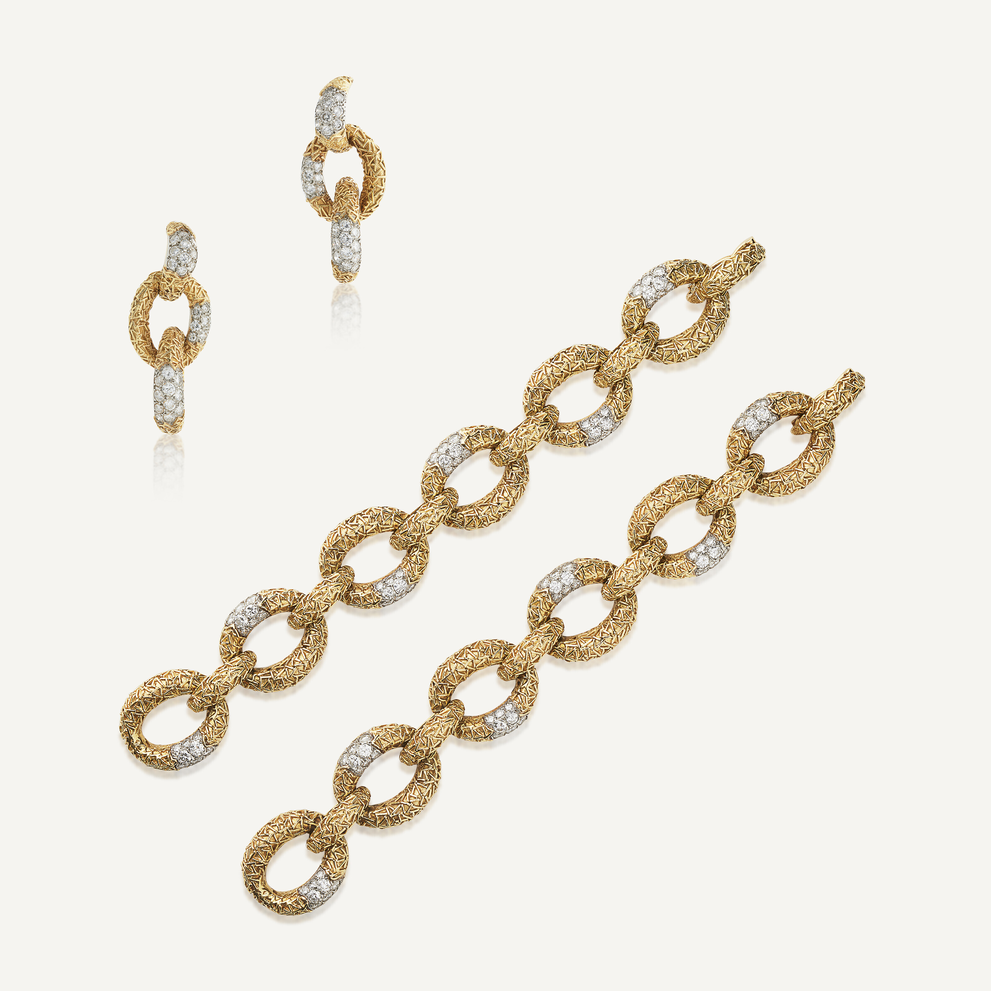 VAN CLEEF & ARPELS ENSEMBLE COMPRENANT DEUX BRACELETS TRANSFORMABLES EN ...