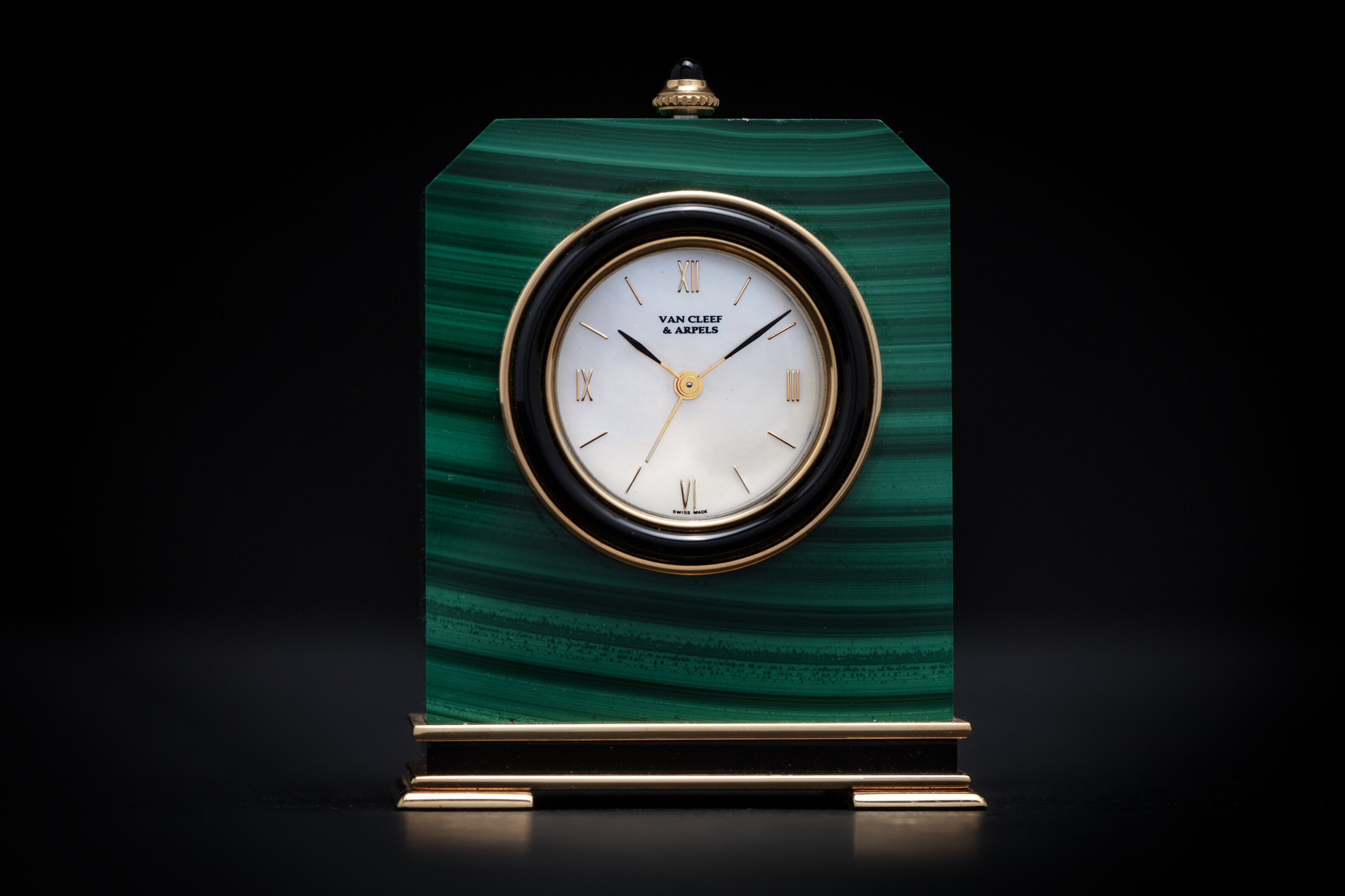 VAN CLEEF & ARPELS, AN ATTRACTIVE MALACHITE QUARTZ DESK CLOCK, CASE ...