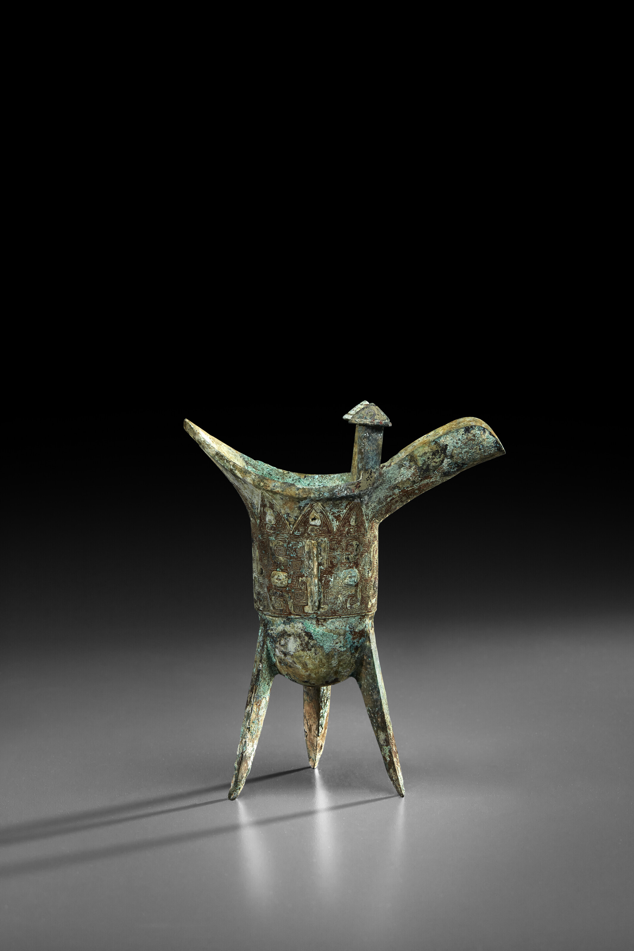 A BRONZE RITUAL TRIPOD WINE VESSEL, JUE, CHINA, LATE SHANG DYNASTY ...