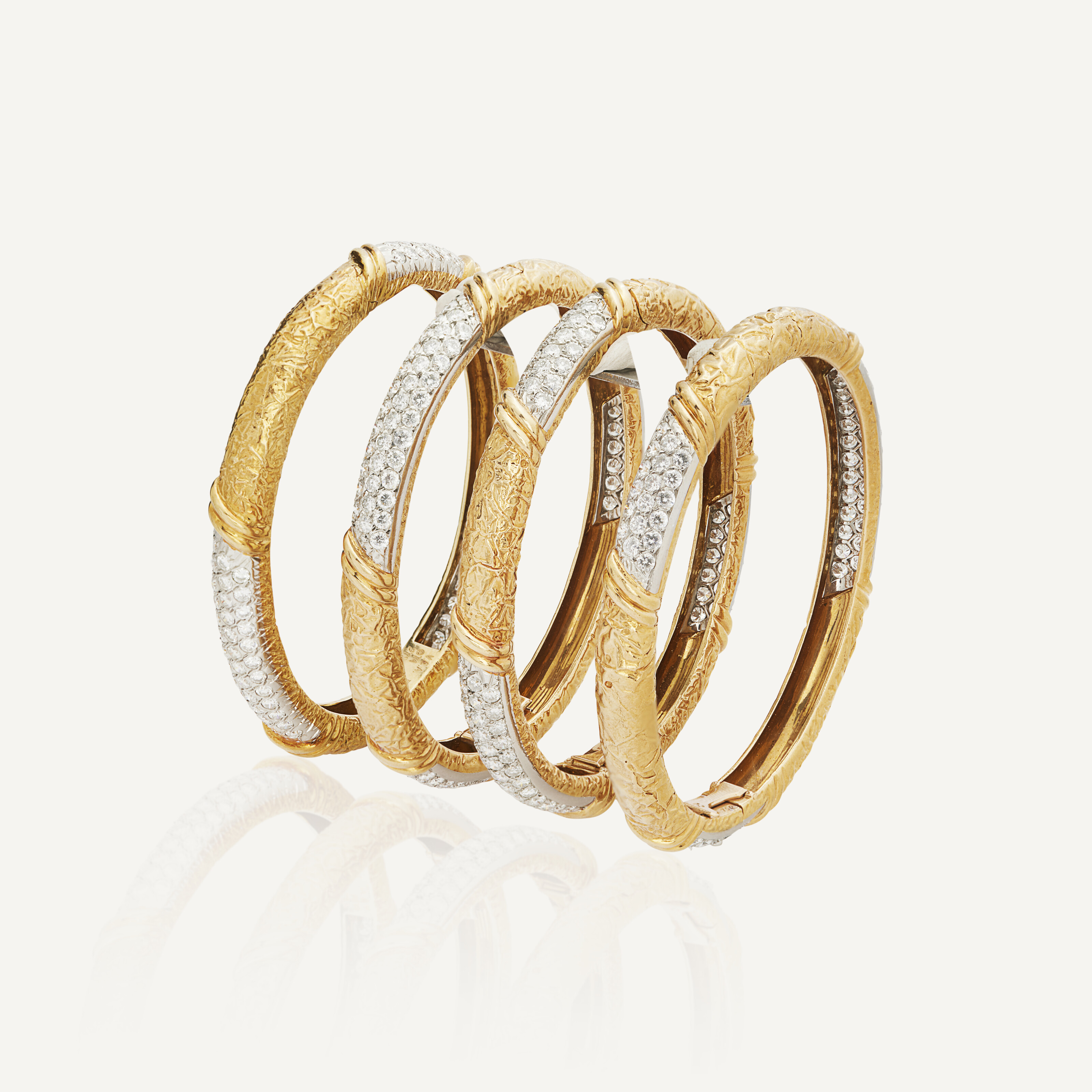 VAN CLEEF & ARPELS ENSEMBLE DE QUATRE BRACELETS JONCS DIAMANTS ...