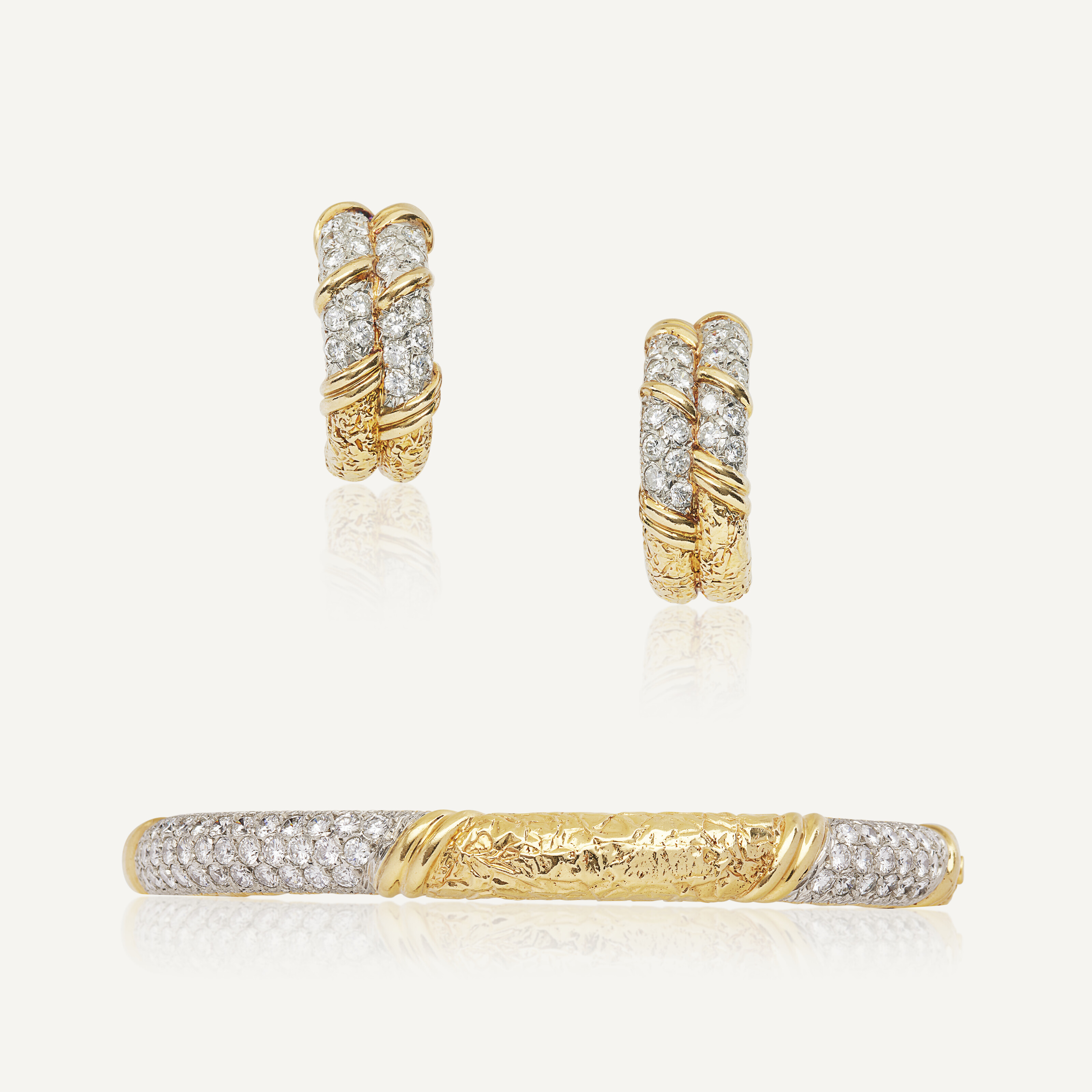 VAN CLEEF & ARPELS ENSEMBLE BRACELET JONC ET BOUCLES D'OREILLES ...