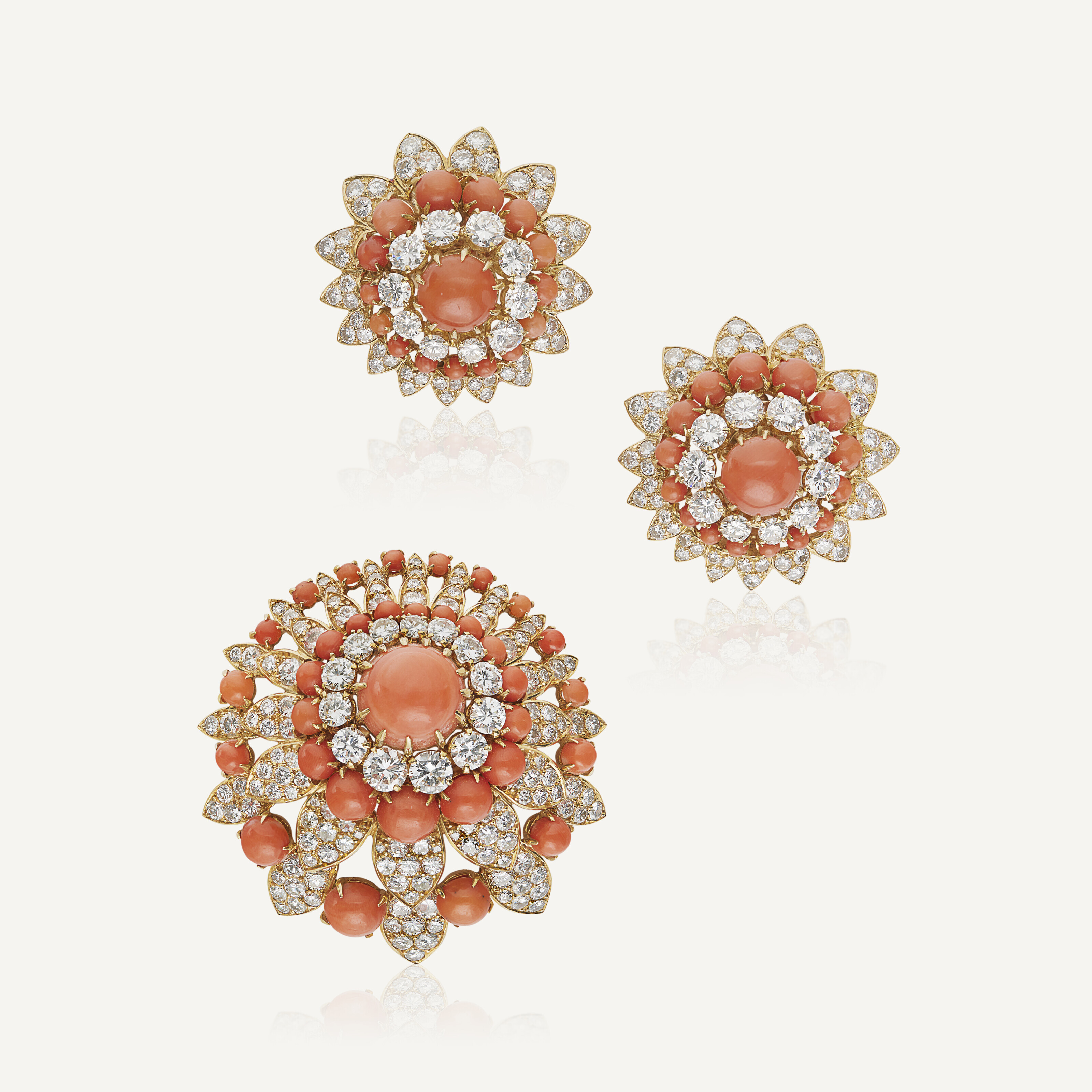 VAN CLEEF & ARPELS ENSEMBLE BROCHE ET BOUCLES D’OREILLES TRANSFORMABLES ...