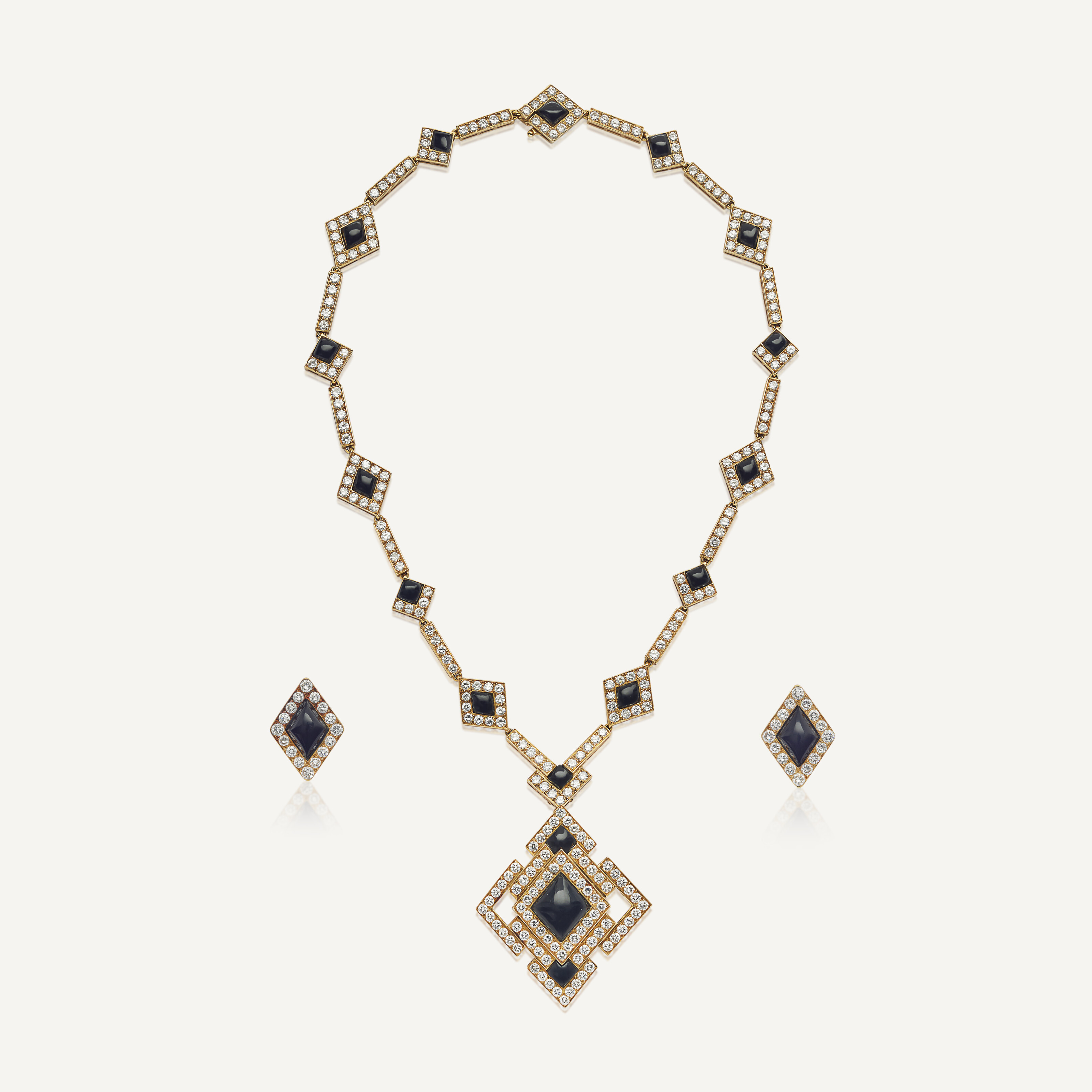 VAN CLEEF & ARPELS ENSEMBLE COMPRENANT UN COLLIER AVEC PENDENTIF ...
