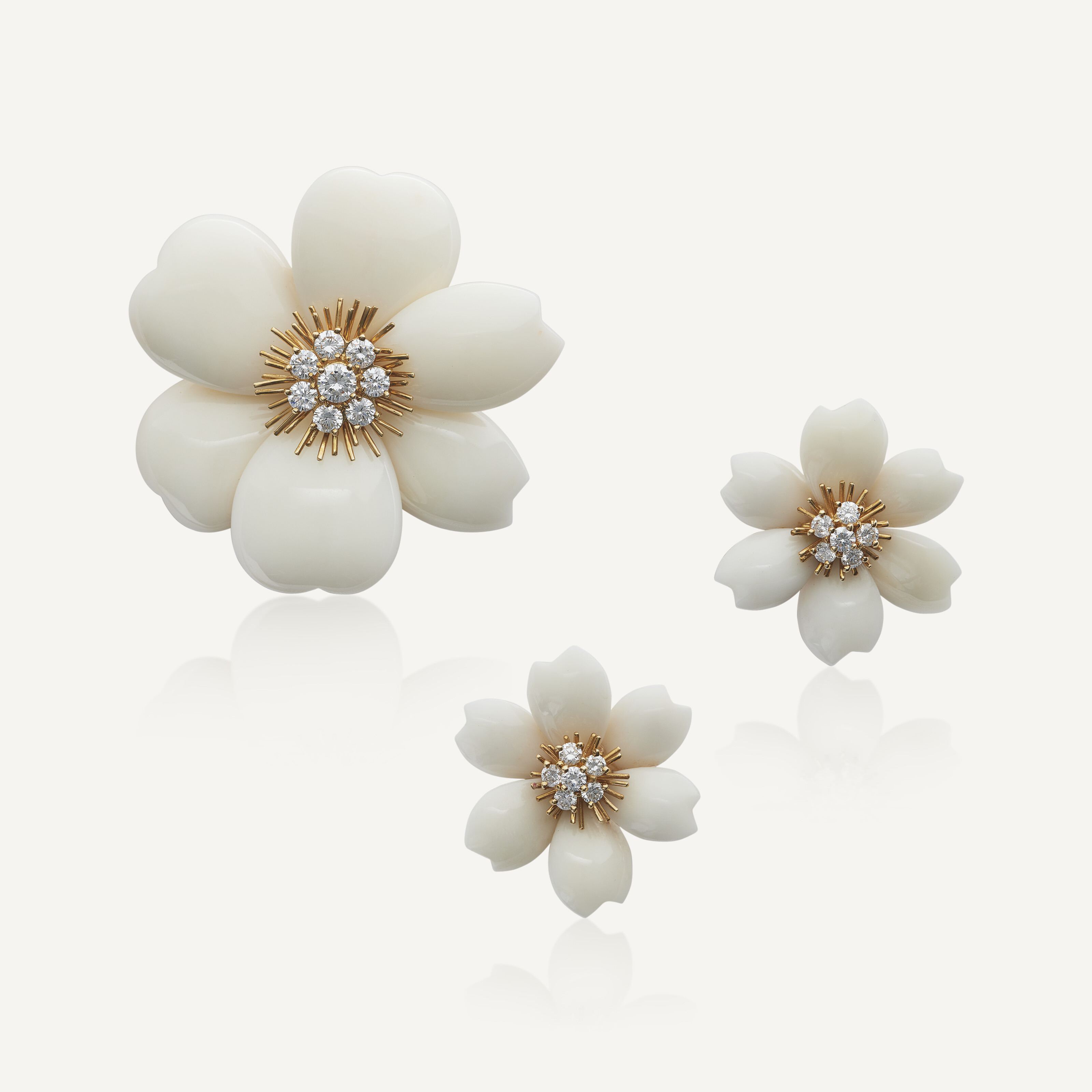VAN CLEEF & ARPELS ENSEMBLE 'ROSE DE NOËL' BROCHE ET BOUCLES D’OREILLES ...