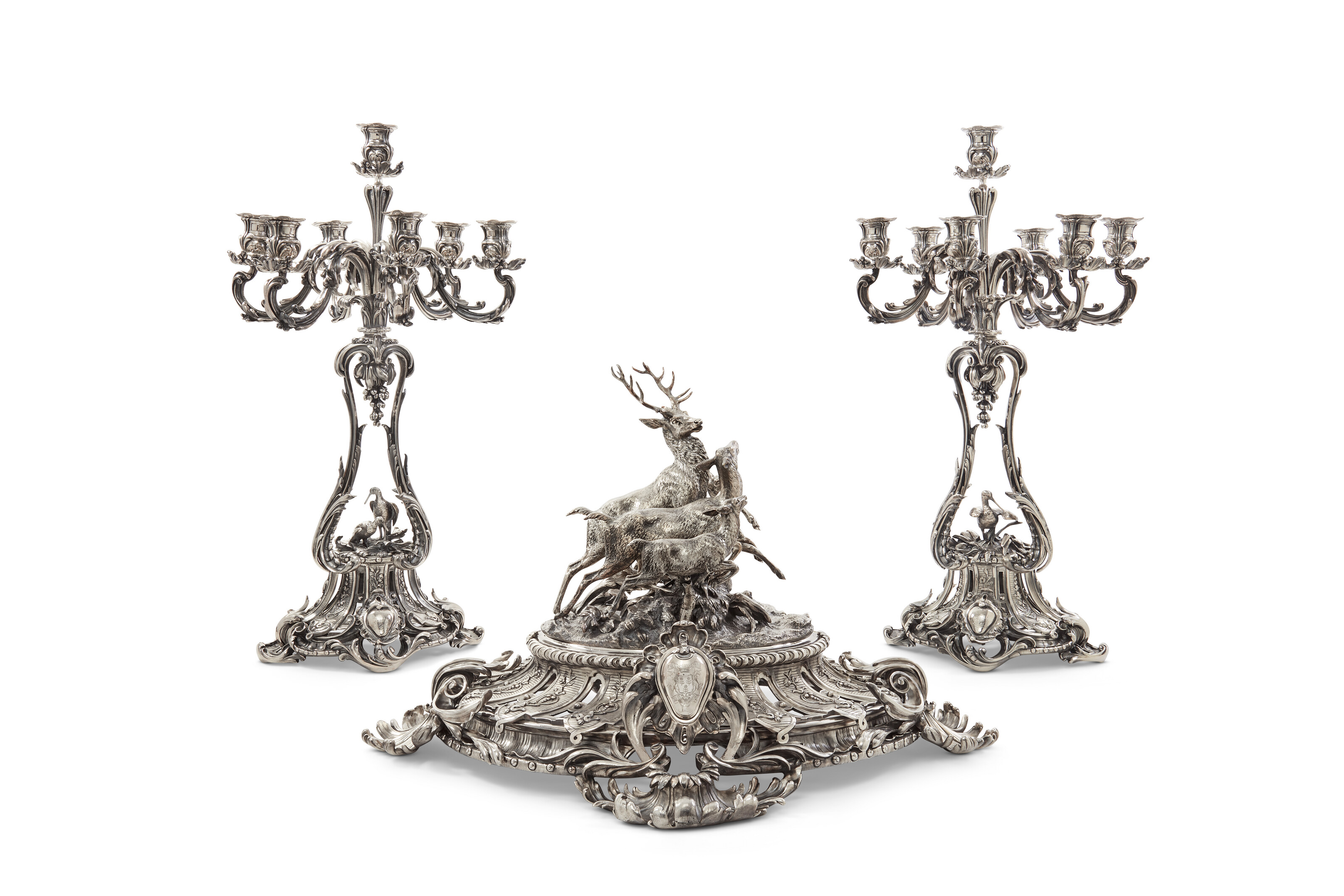 GARNITURE DE TABLE COMPRENANT UN CENTRE DE TABLE ET UNE PAIRE DE ...