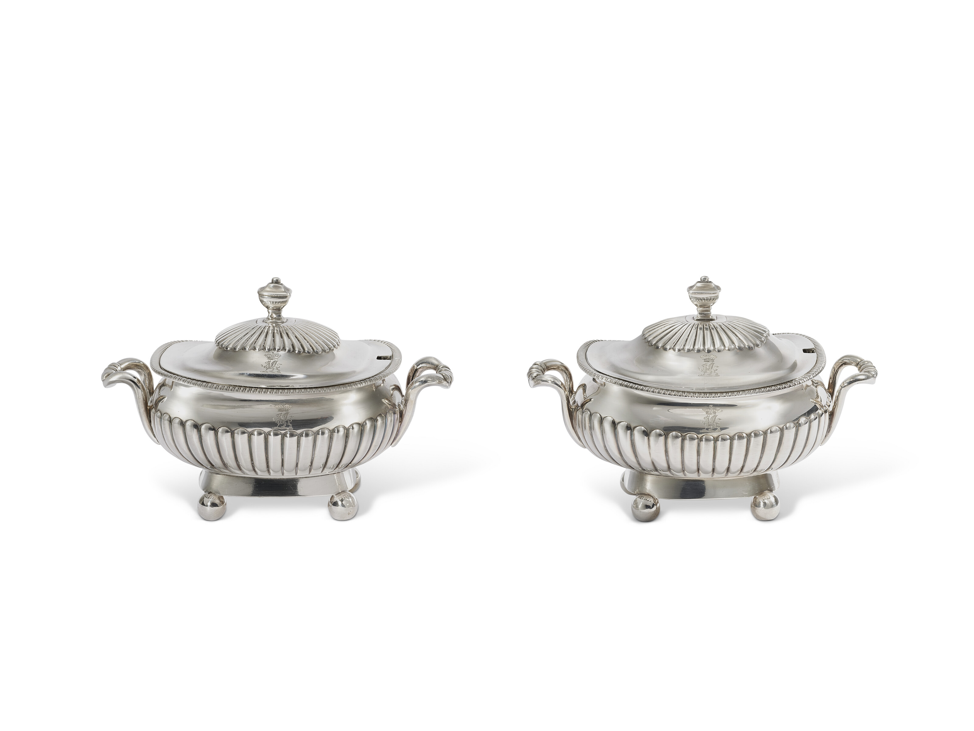 PAIRE DE SAUCIÈRES ET LEURS COUVERCLES EN ARGENT D'ÉPOQUE GEORGE III ...