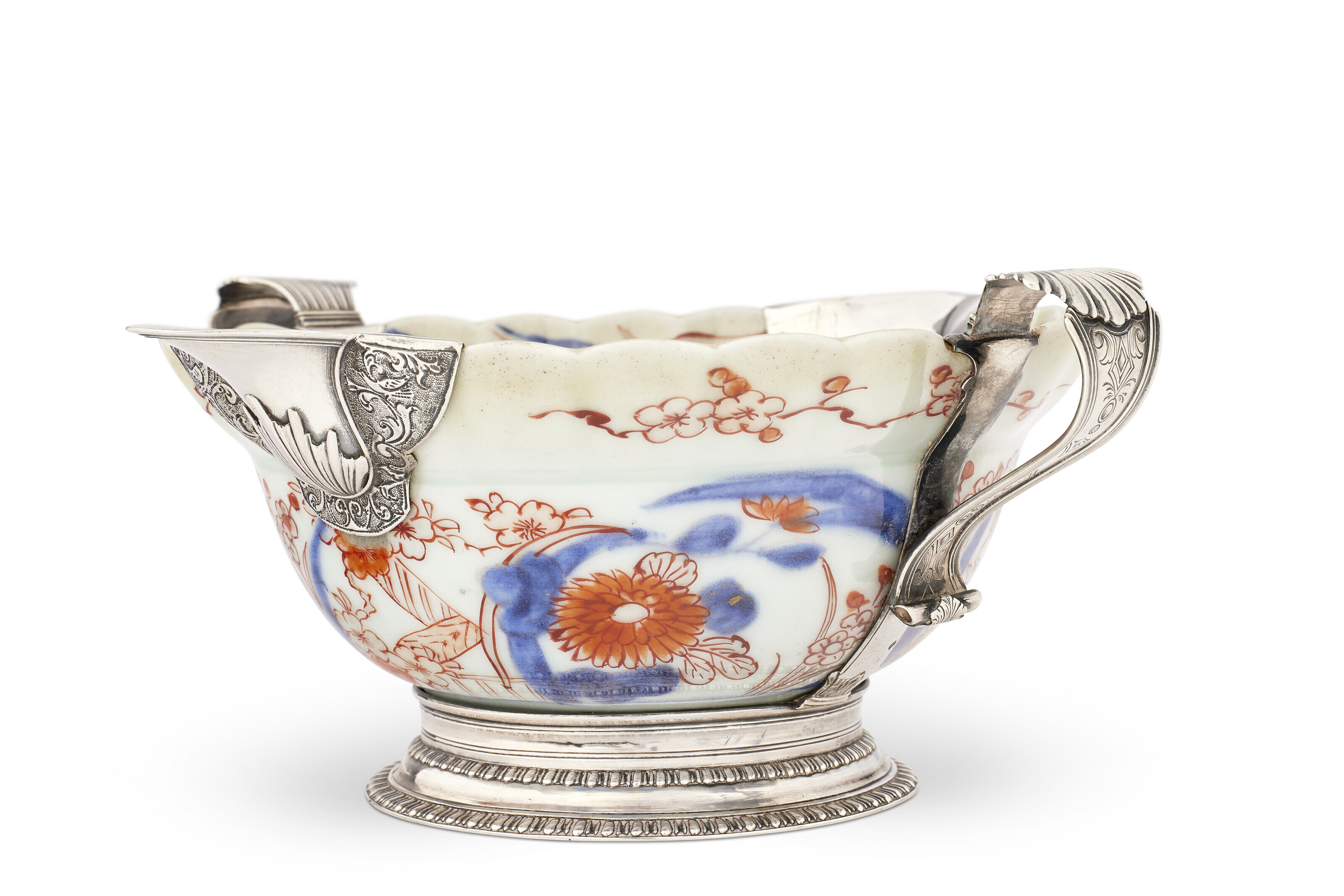 SAUCIÈRE EN IMARI ET MONTURES EN ARGENT D'ÉPOQUE RÉGENCE, LES MONTURES ...