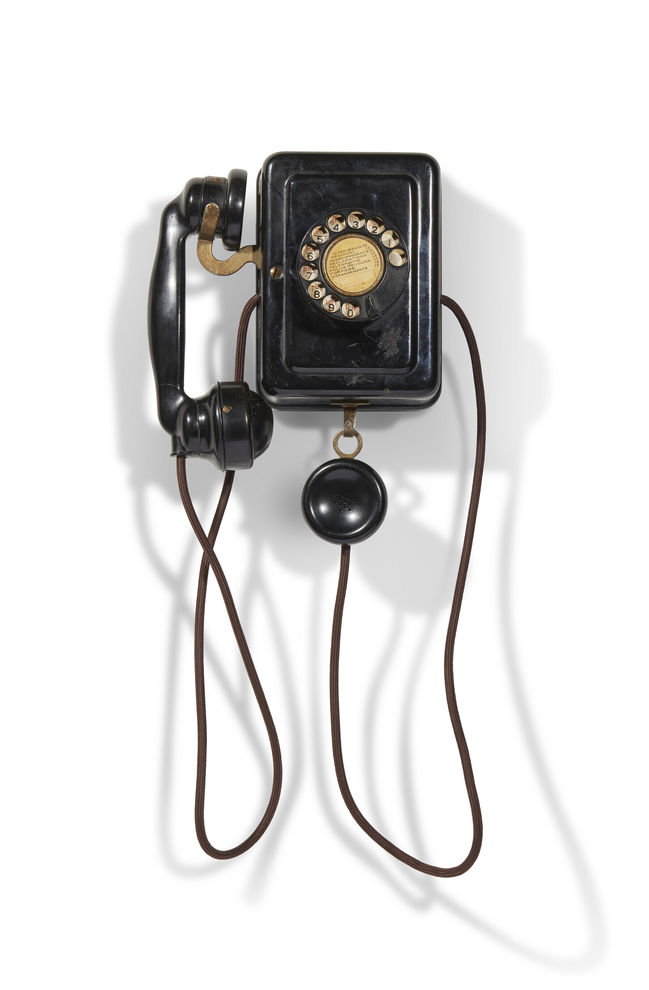 UN TÉLÉPHONE MURAL EN BACHÉLITE ET MÉTAL, ALFRED BURGUNDER. MARCHÉ 1939 ...